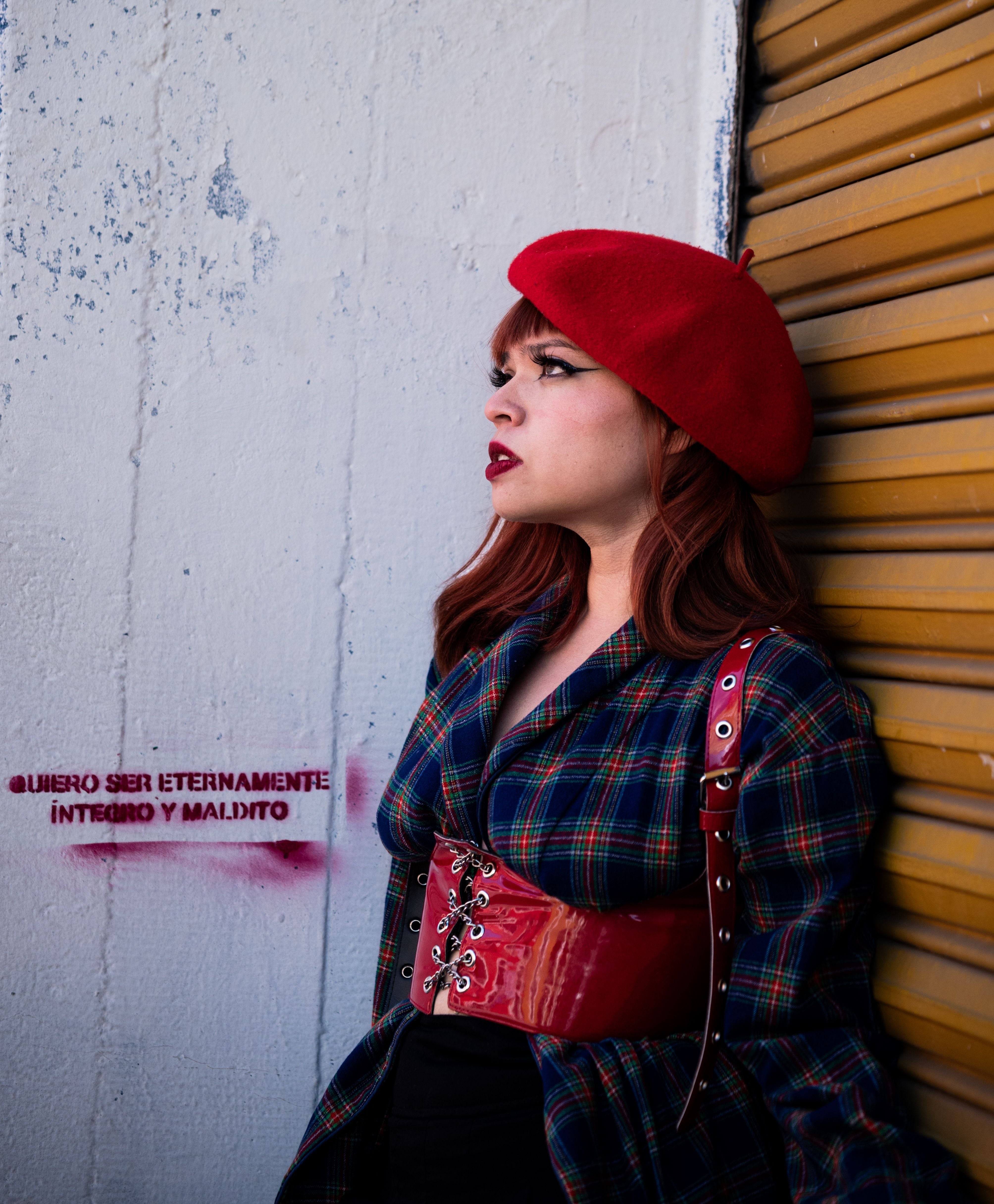 Mujer Con Boina Roja Y Traje A Cuadros Frente A Una Pared Con Grafitis ...