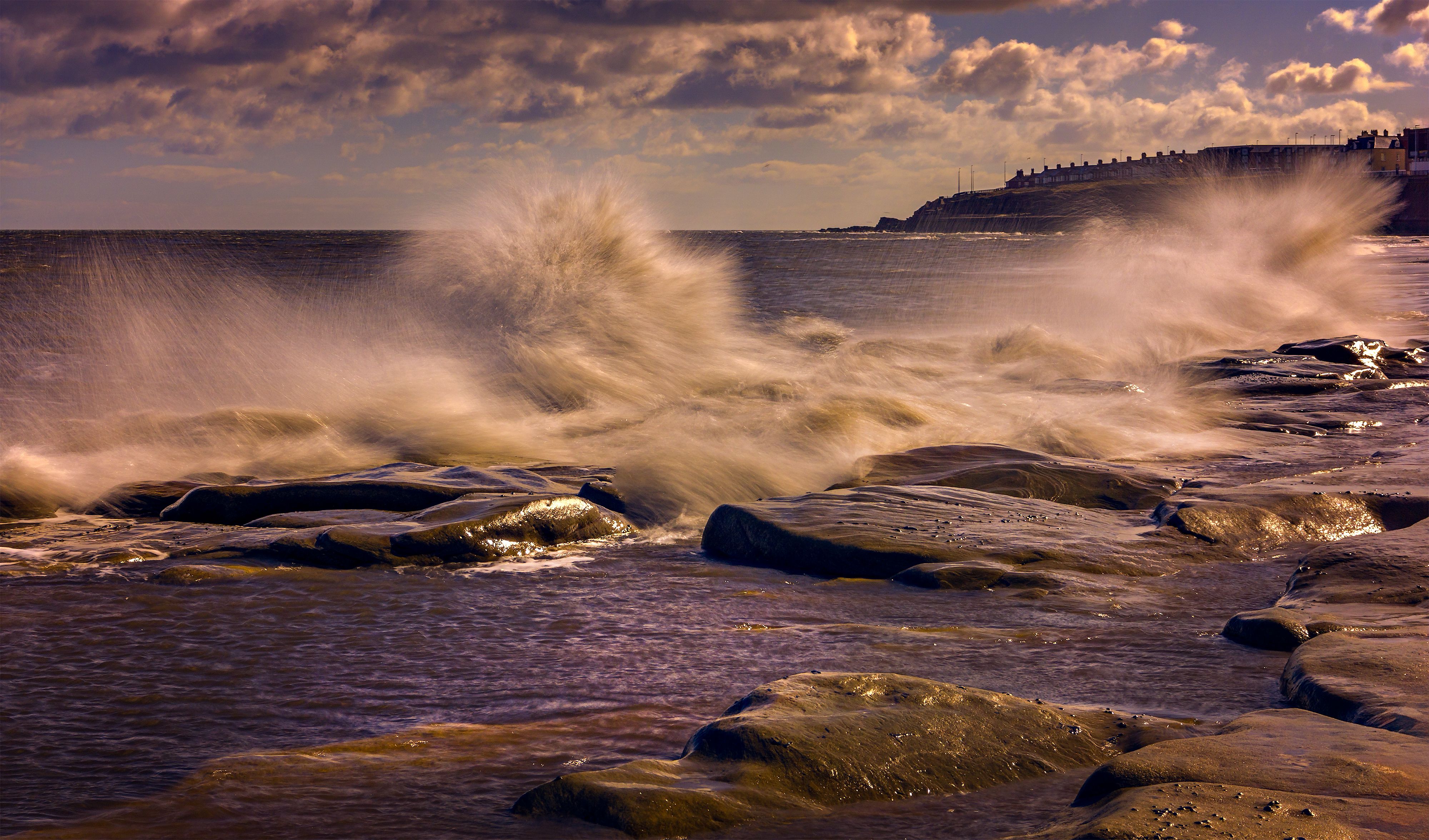 Dramatic Ocean Waves Crashing on Rocky Shoreline · Free Stock Photo