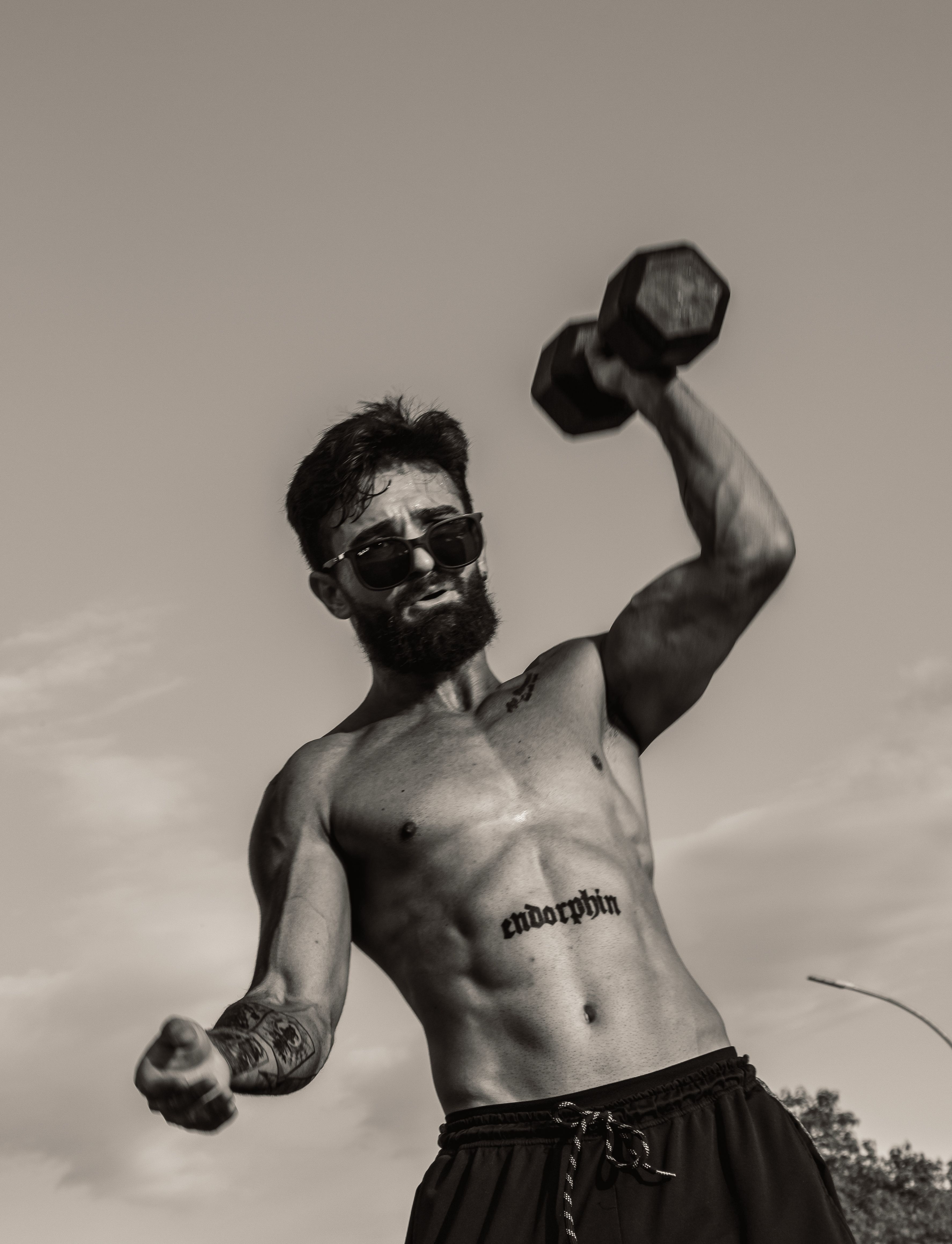 Entusiasta De Fitness Ao Ar Livre Levantando Halteres · Foto ...