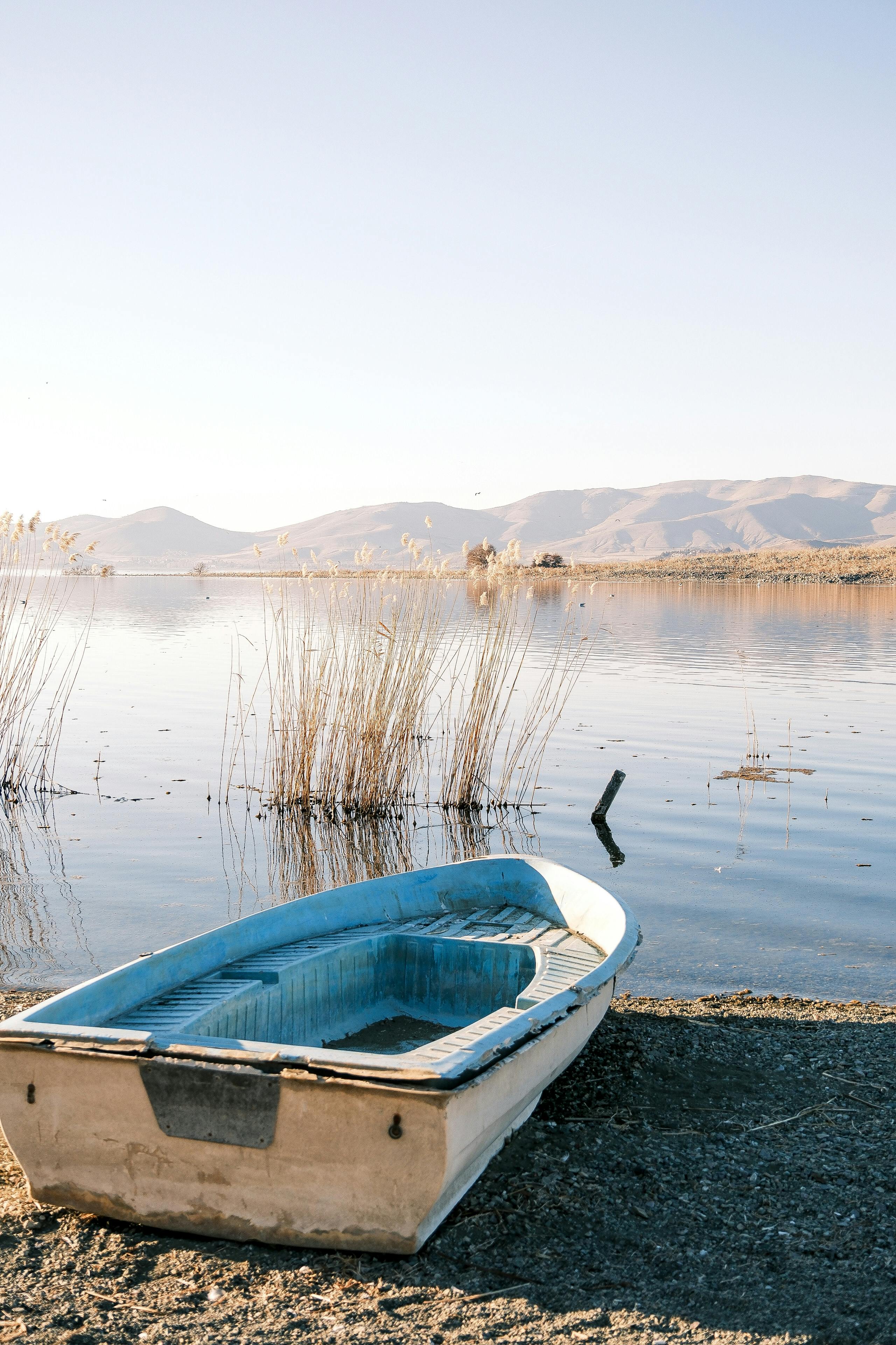 Scène De Lac Tranquille Avec Barque Au Coucher Du Soleil · Photo gratuite