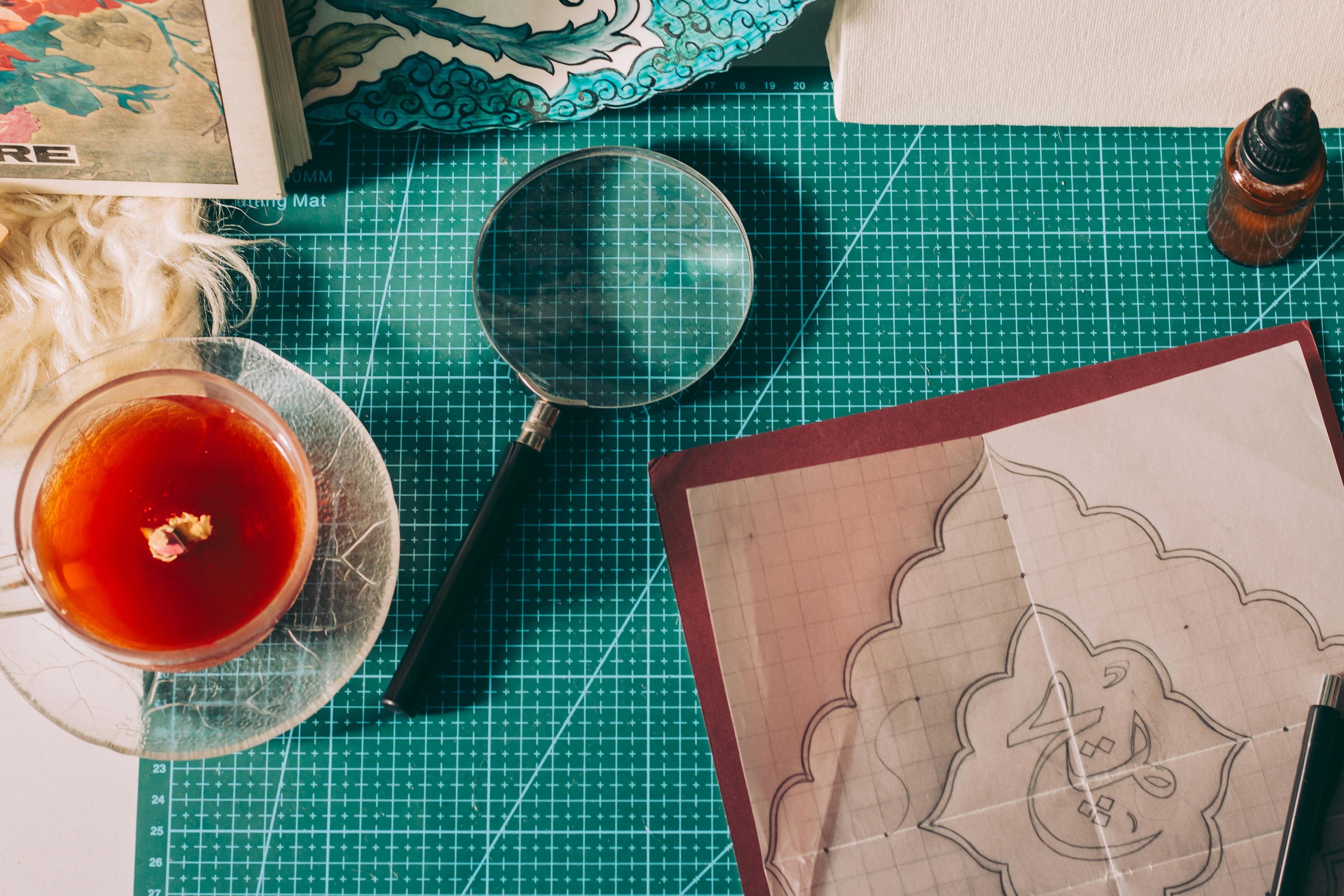 Ruang Kerja Kreatif Dengan Teh Dan Peralatan Sketsa · Foto Stok Gratis