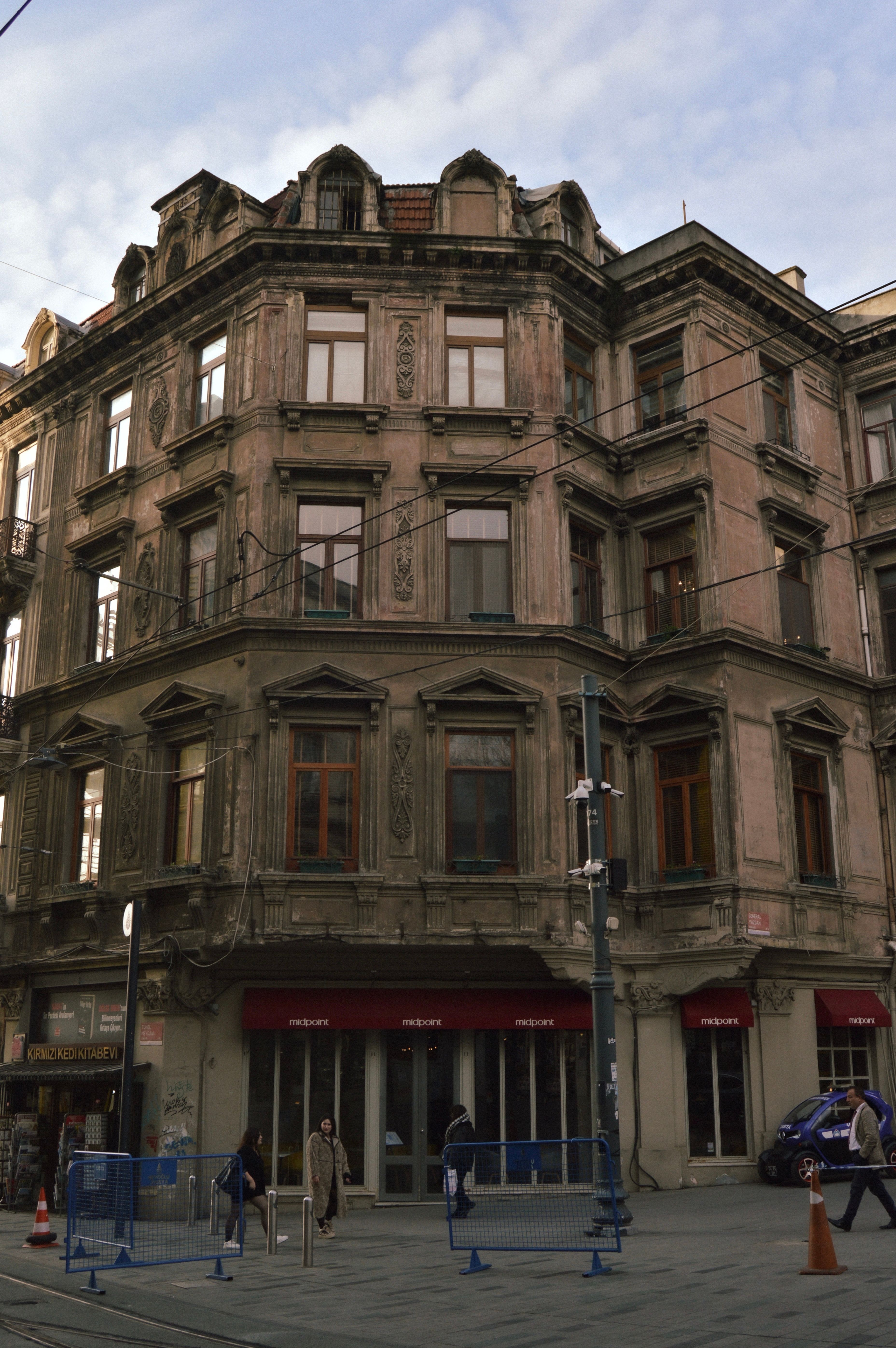 Historic European Building with Detailed Facade · Free Stock Photo