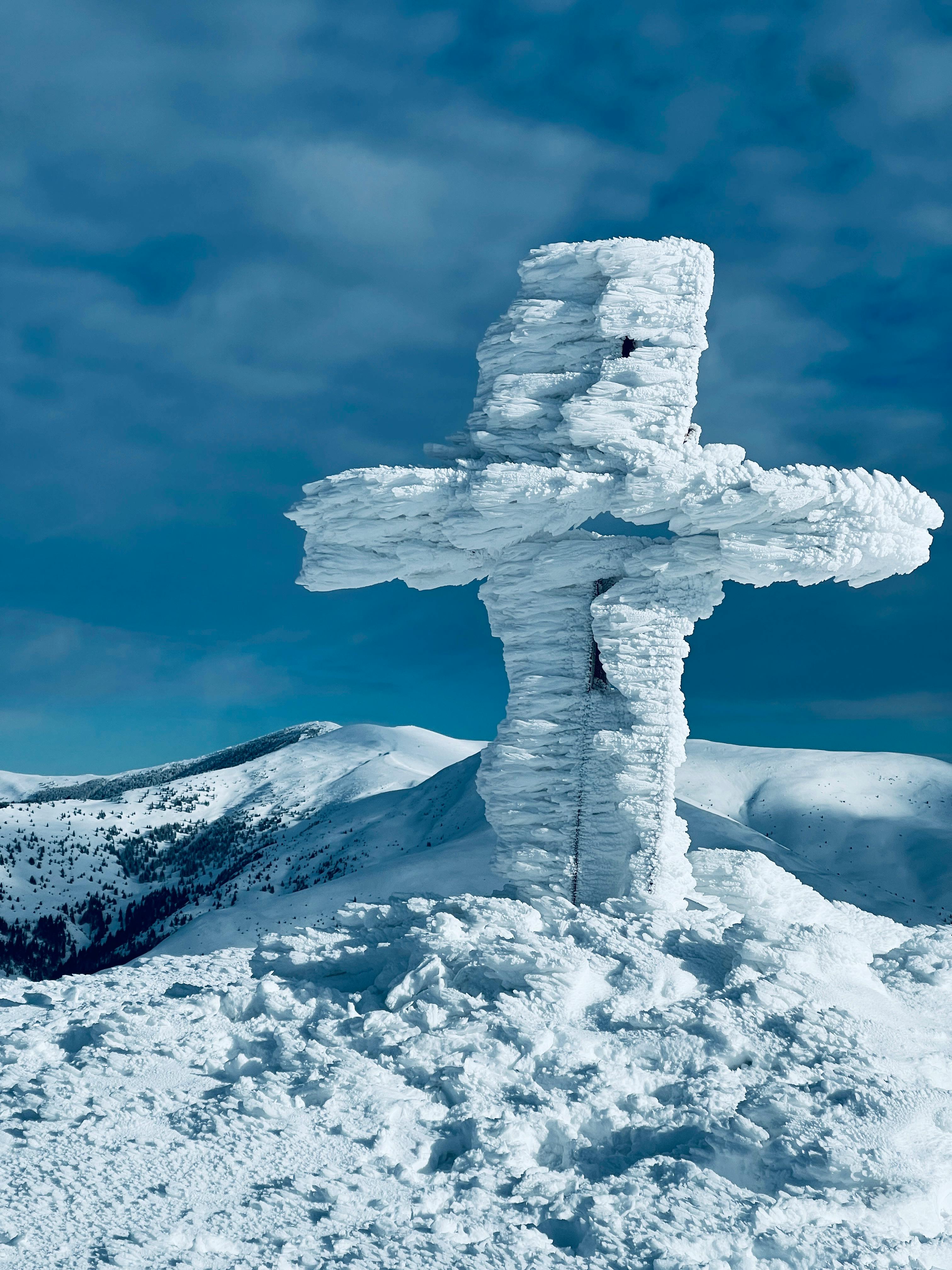 Cruz De Gelo No Pico Da Montanha Nevada No Inverno · Foto profissional ...