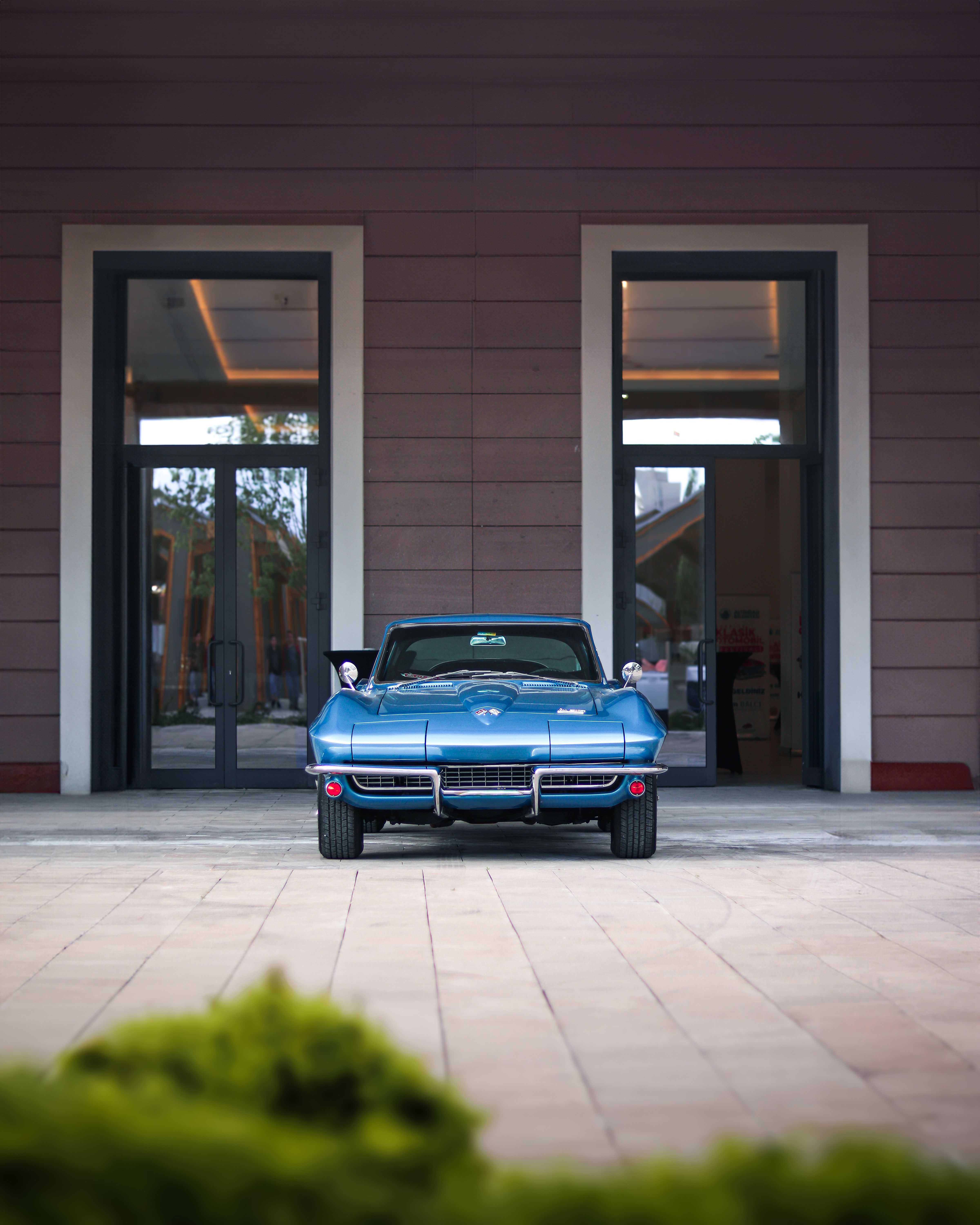 Carro Azul Clássico Emoldurado Pela Arquitetura Moderna · Foto ...