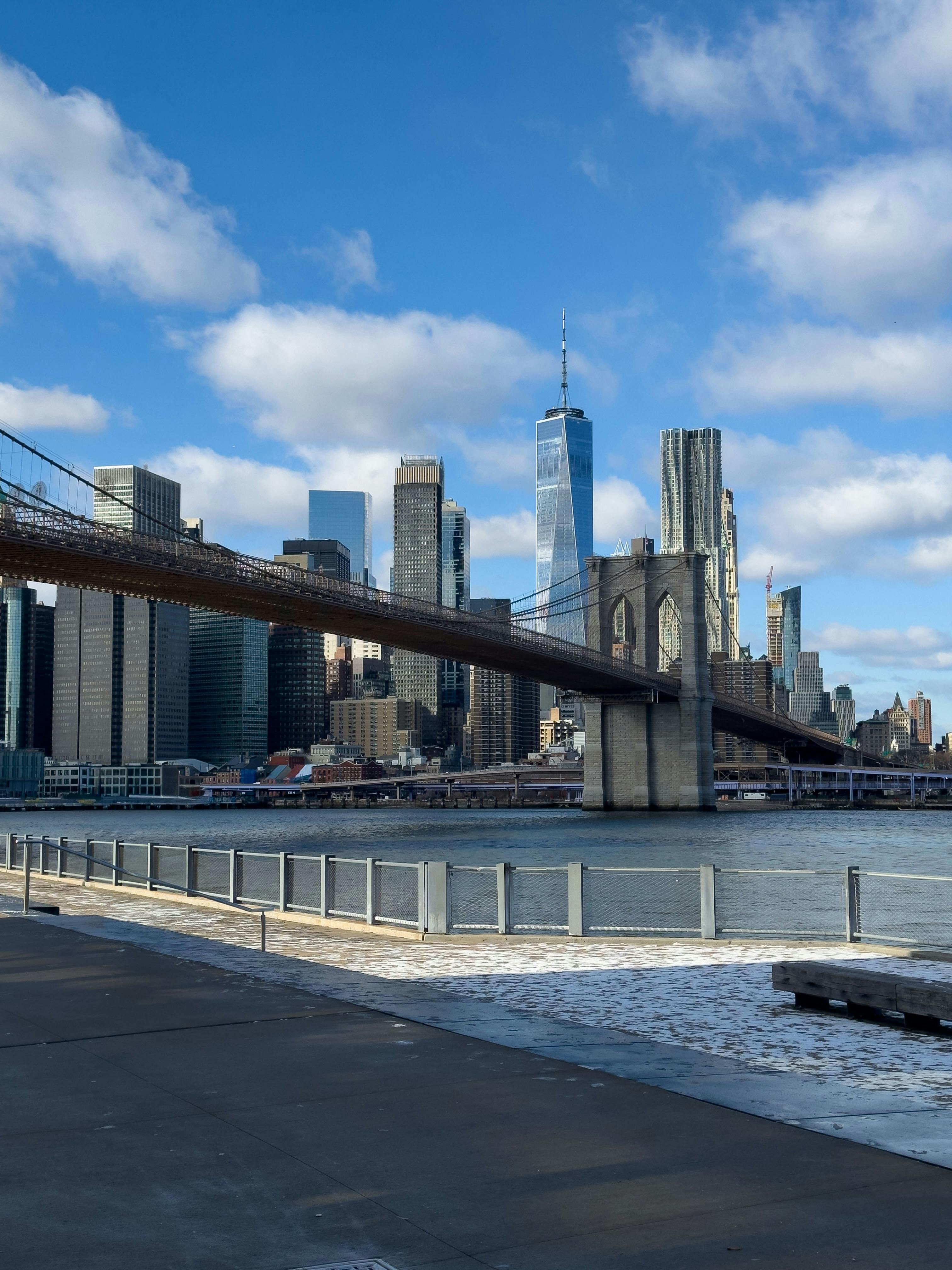 Ponte De Concreto Perto De Edifícios Durante A Hora Dourada · Foto ...