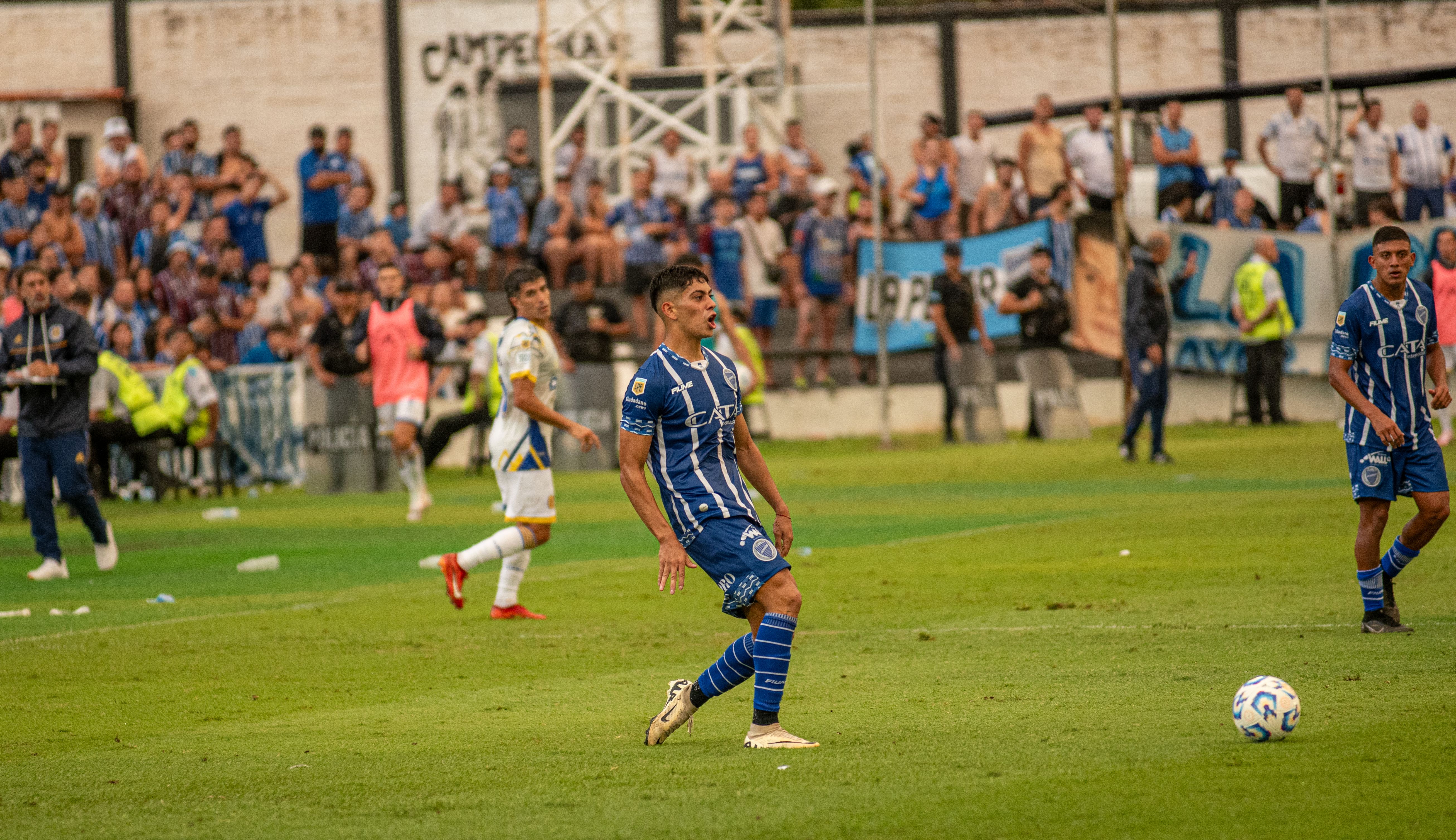 Ação De Partida De Futebol Com Jogadores E Público · Foto profissional ...