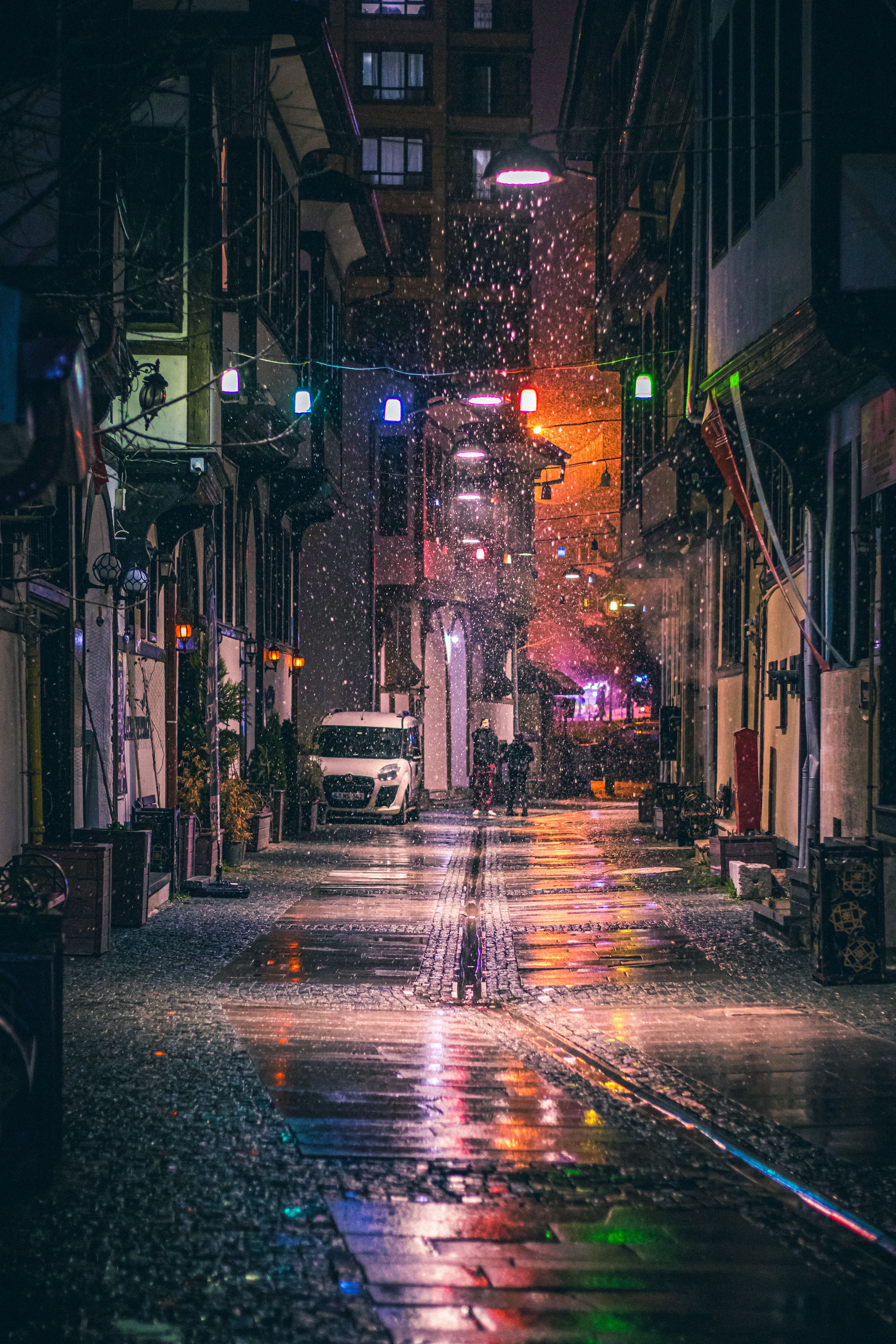 Lluvia Nocturna Tranquila En Un Callejón Vibrante · Foto de stock gratuita