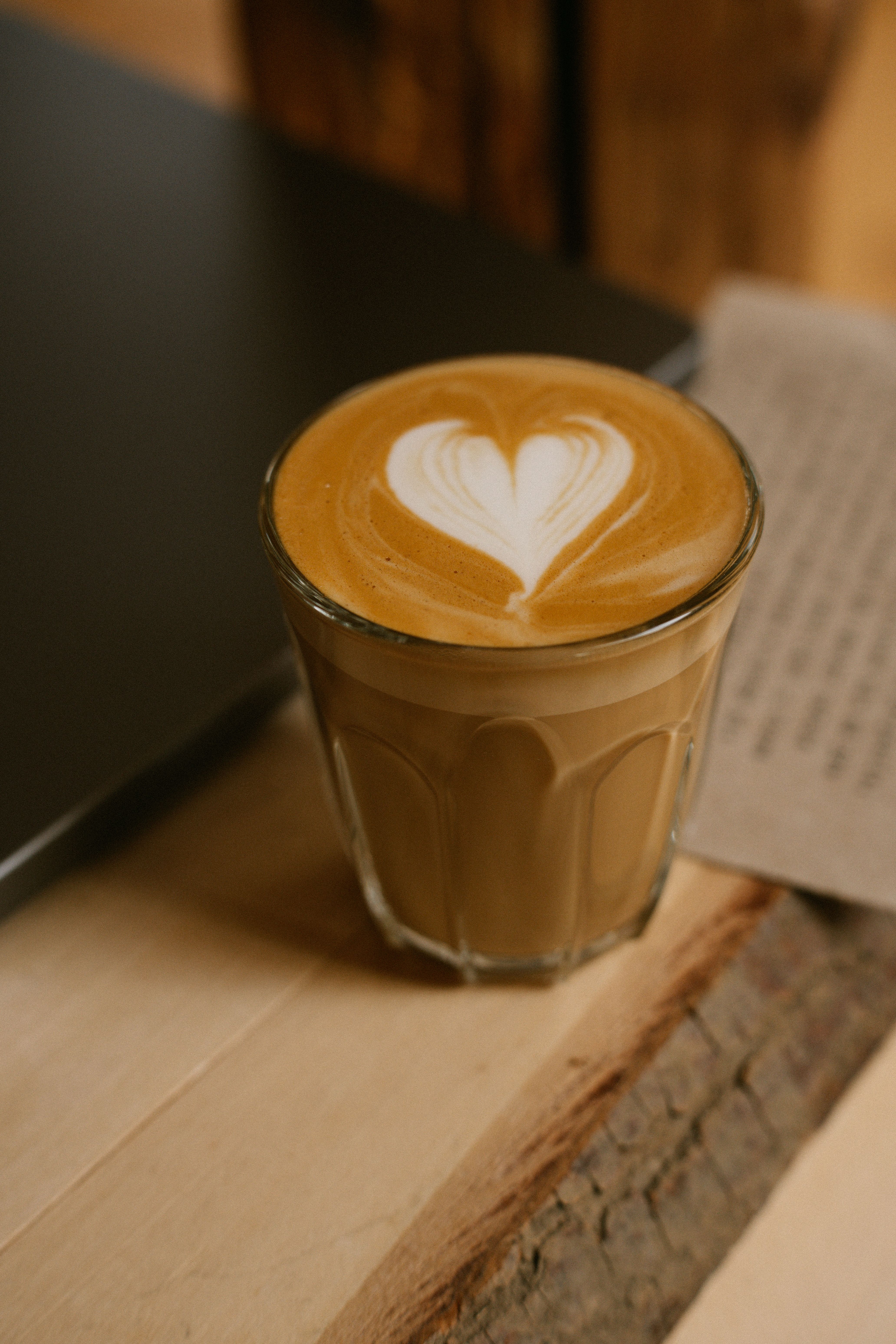 Café Con Leche En Vaso De Cristal En Cozy Café · Foto de stock gratuita