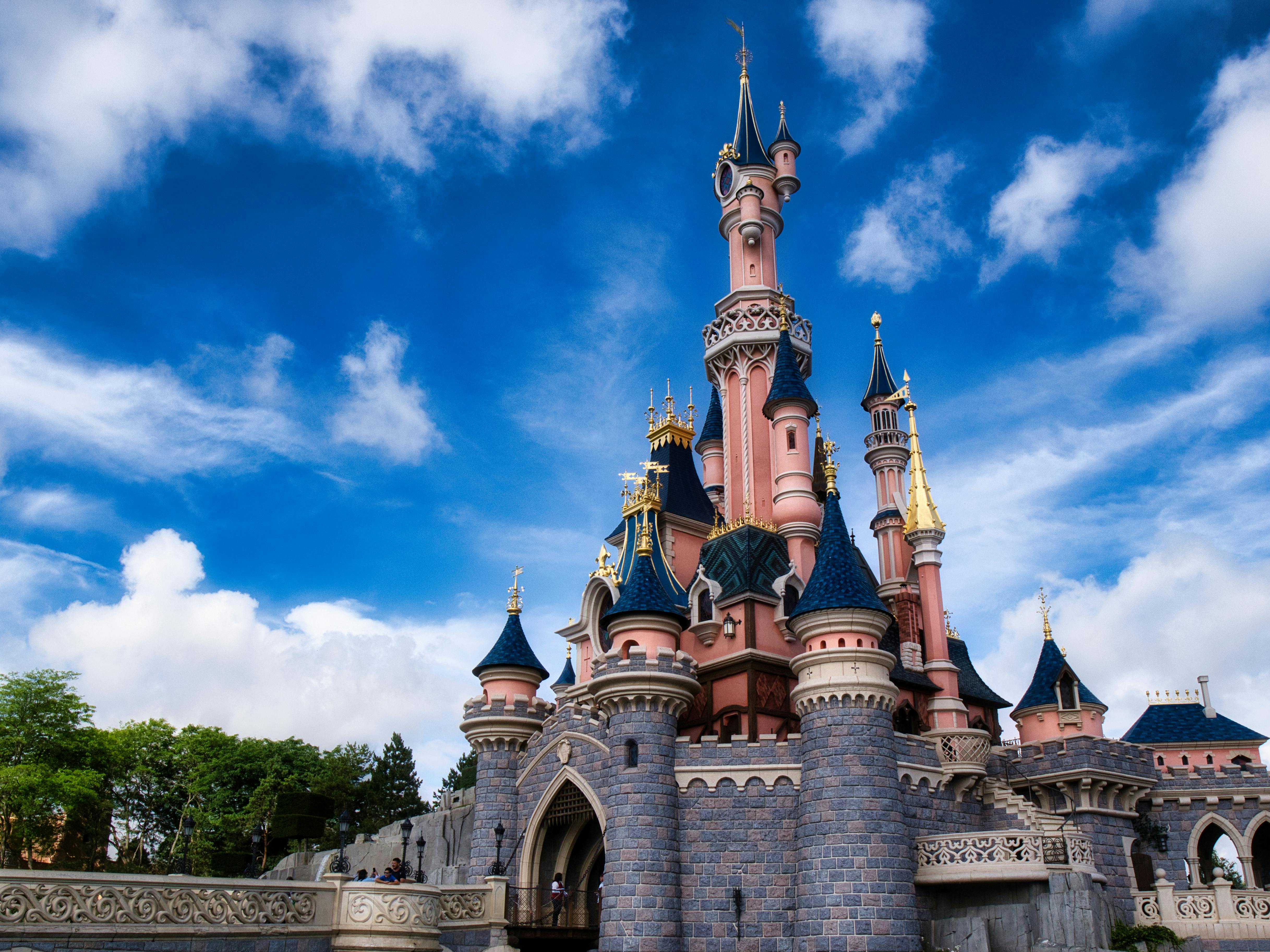 El Encantador Castillo De Disneyland París Bajo El Cielo Azul · Foto de ...
