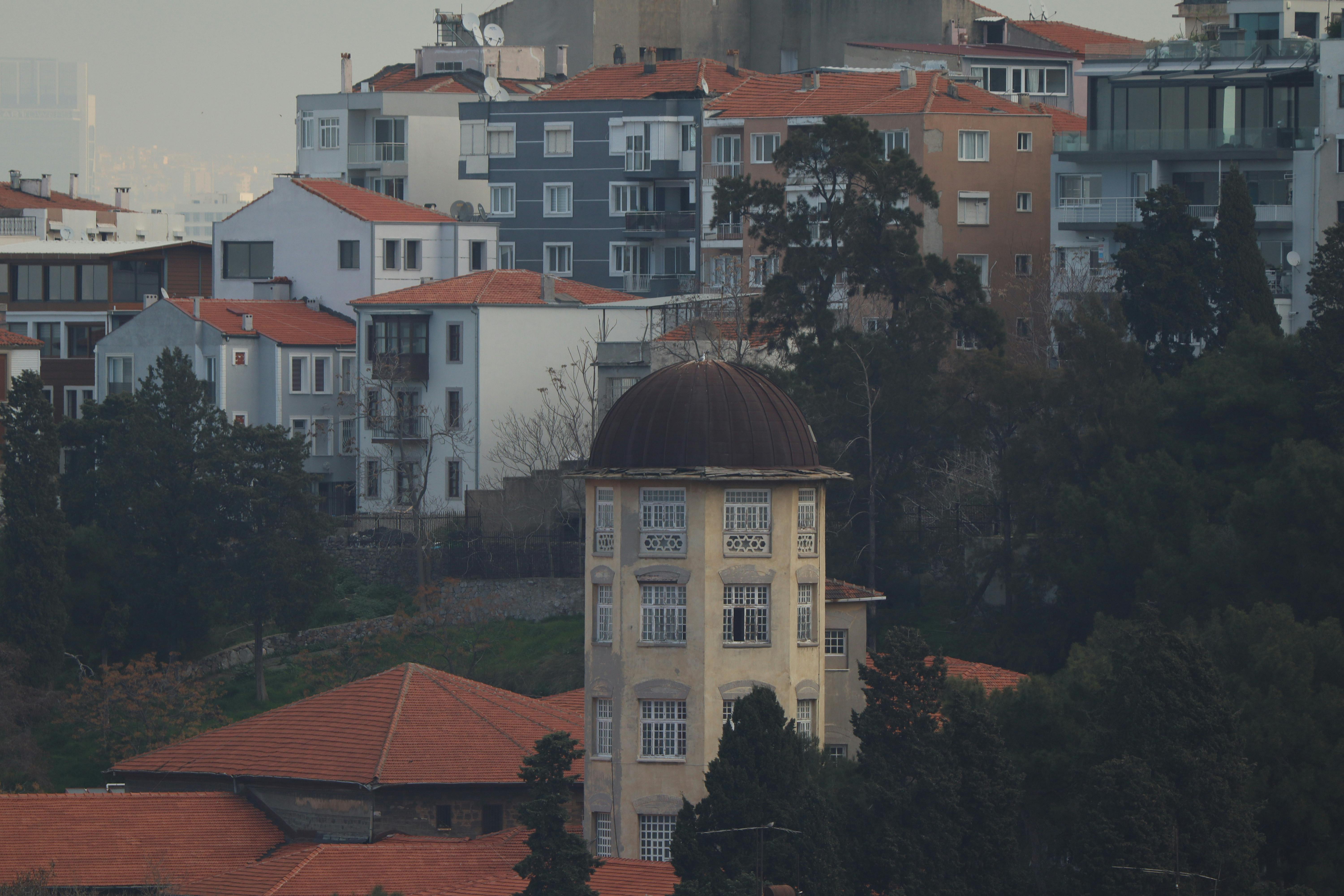 Arsitektur İzmir Yang Menawan Dengan Atap Merah Di Musim Dingin · Foto ...