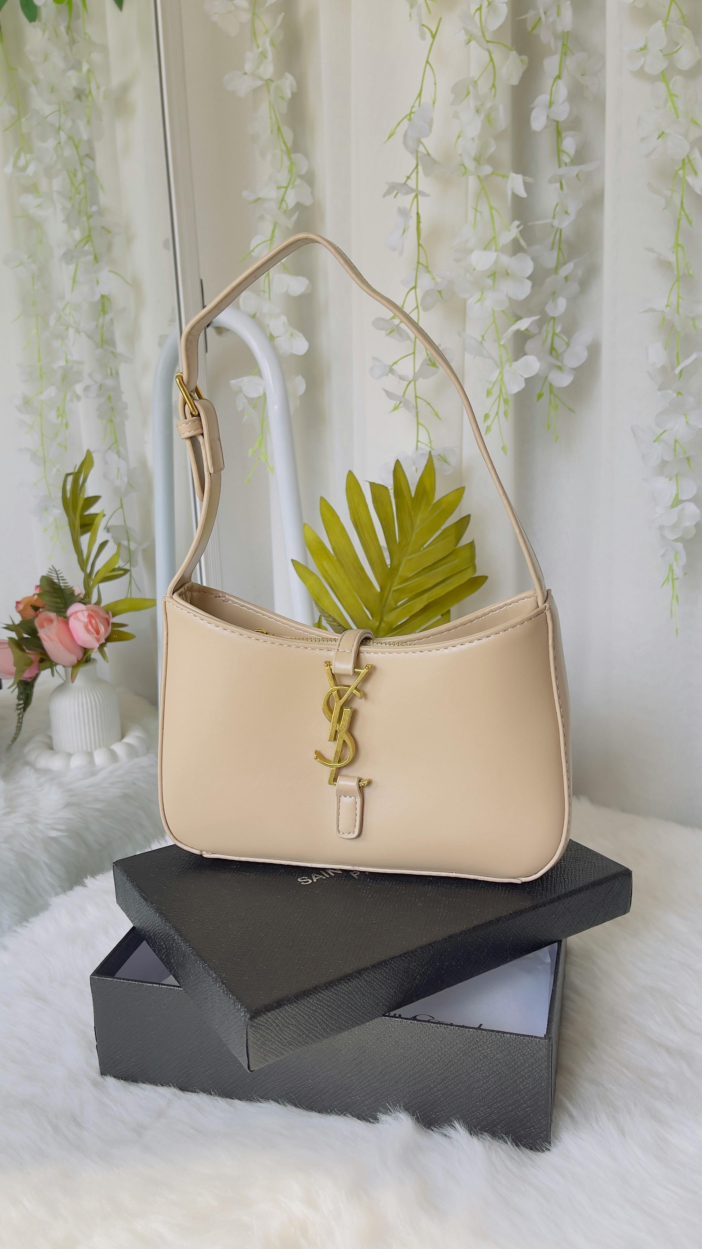 Sac à Main Beige élégant Avec Accent Floral Exposé · Photo gratuite