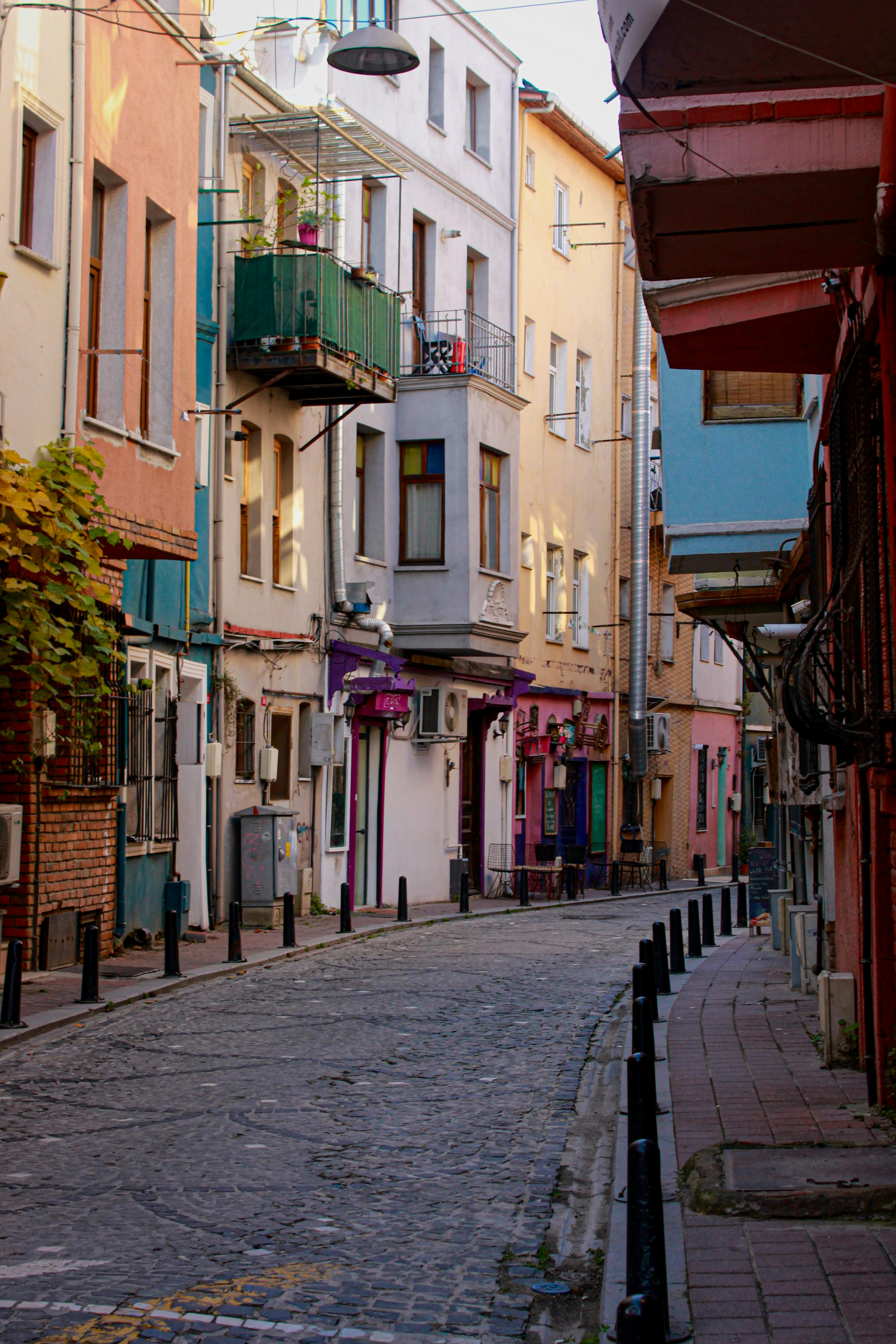 Ruelle Urbaine Colorée Dans Le Quartier Historique D'istanbul · Photo ...