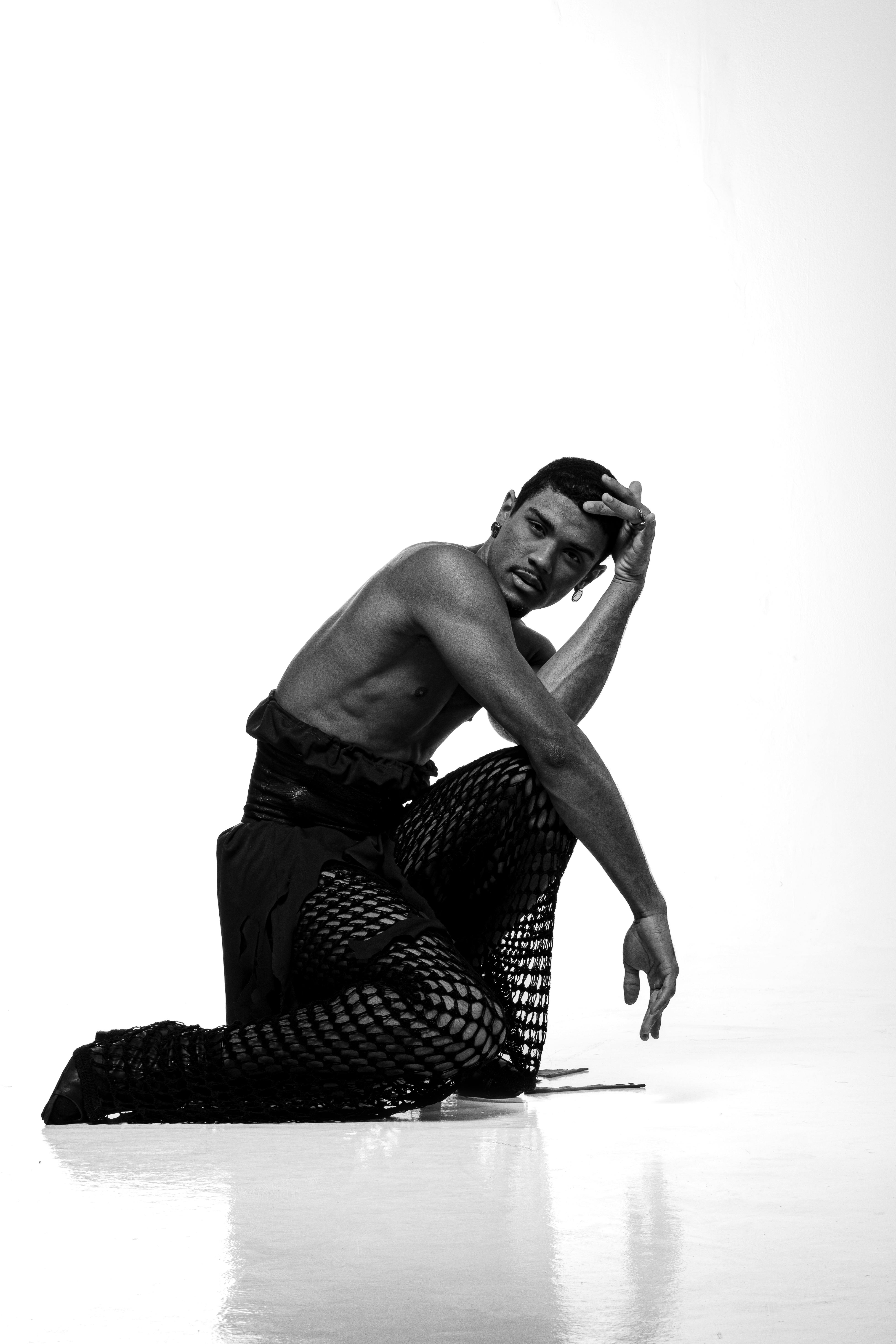 Retrato De Danza Expresiva En Blanco Y Negro · Foto de stock gratuita