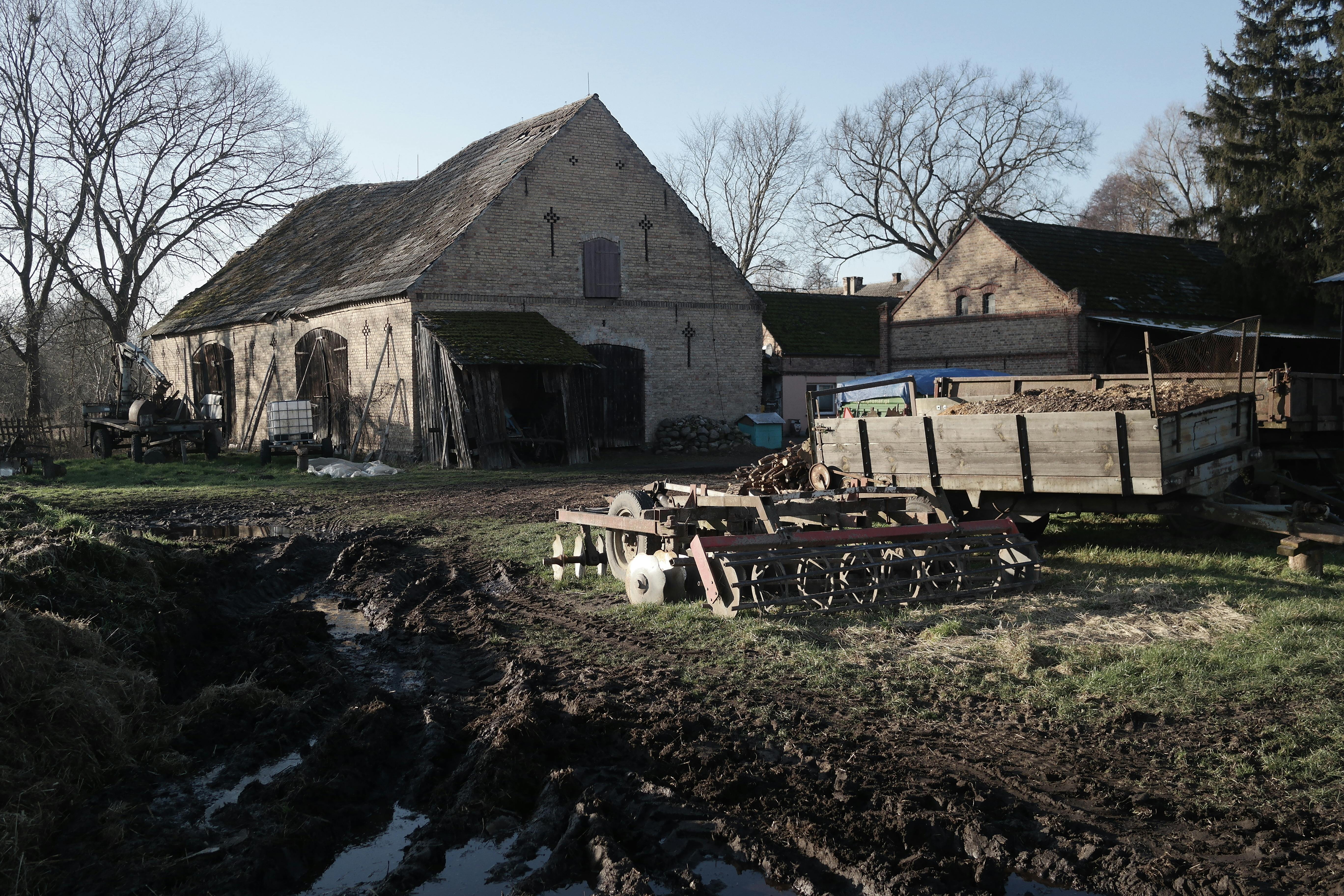 Rustic Farmyard Scene with Old Barn · Free Stock Photo