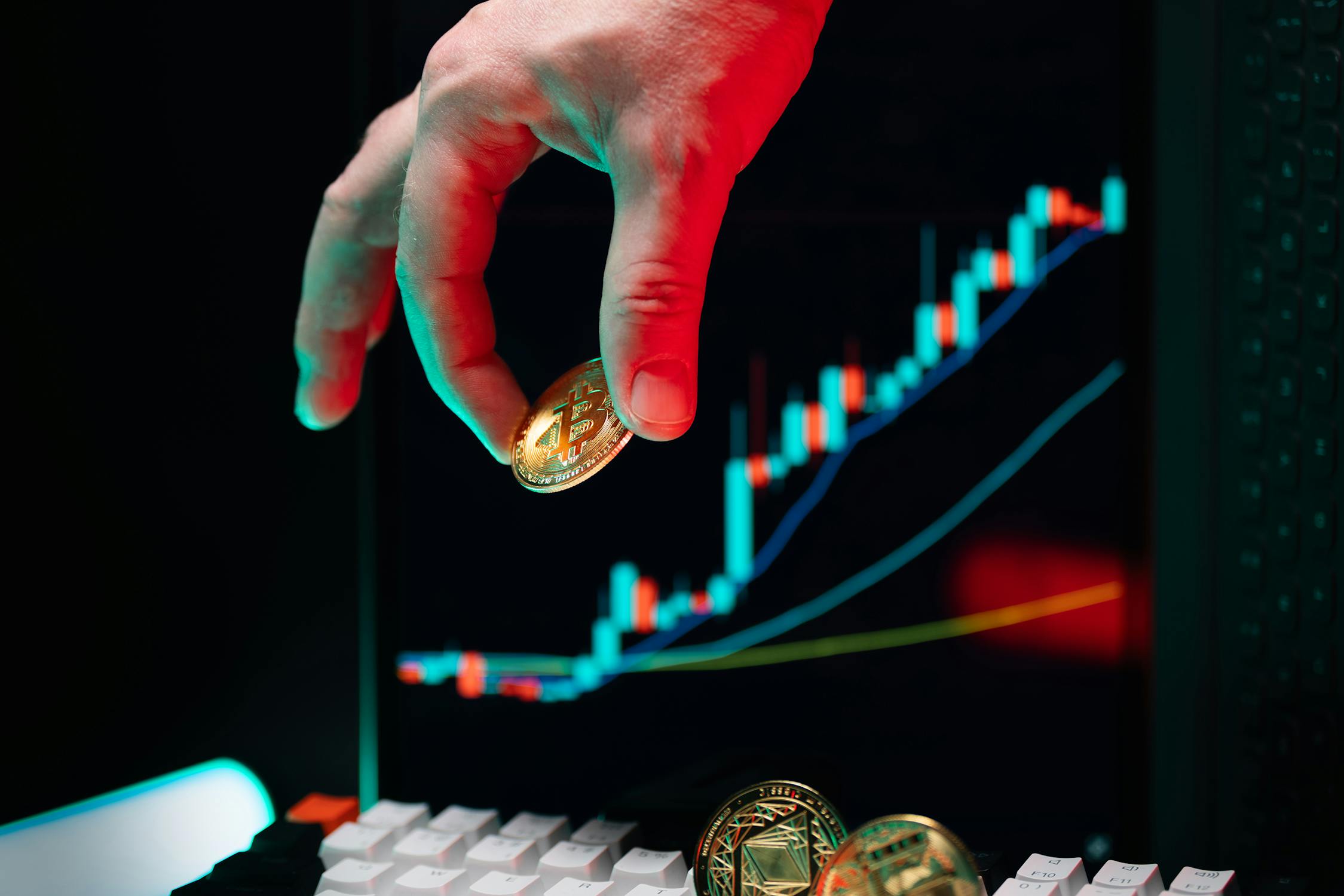 Mão Segure Bitcoin Moeda Ouro Moeda Mercado De Câmbio Gráfico Fundo ... Mão Segure Bitcoin Moeda Ouro Moeda Mercado De Câmbio Gráfico Fundo ...