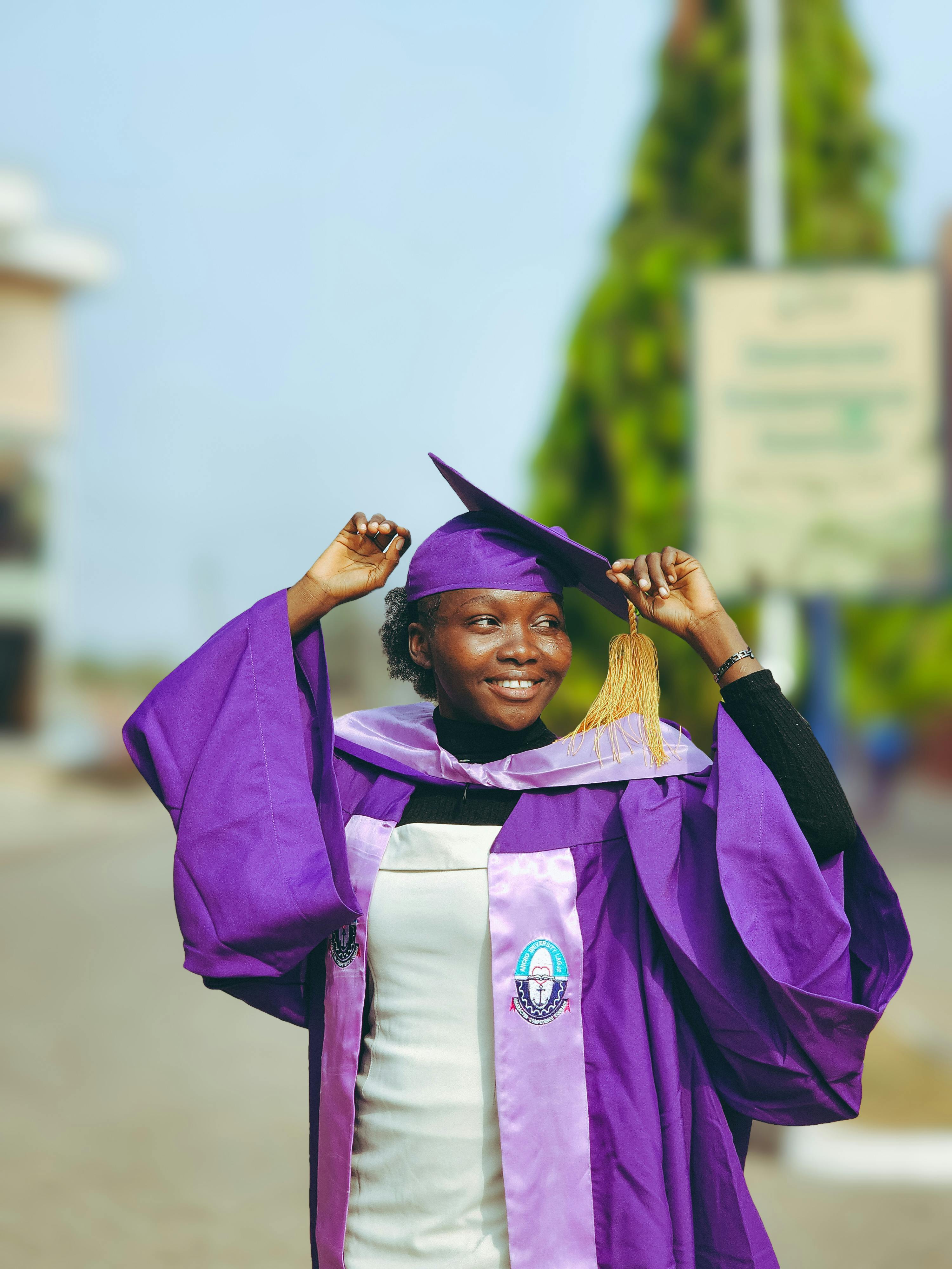 Alegre Graduada Africana Con Toga Y Birrete Morados · Foto de stock ...