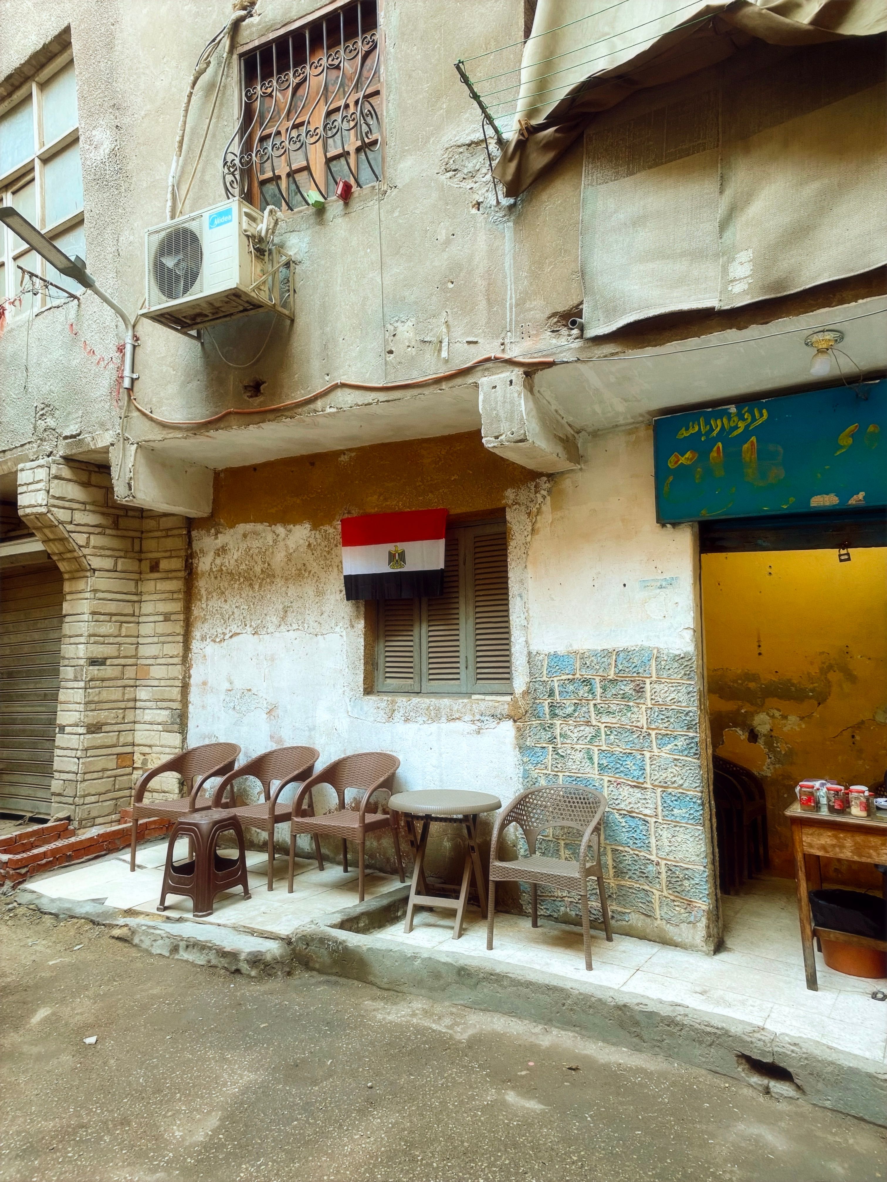 Café Callejero Tradicional De El Cairo Con Bandera Egipcia · Foto de ...