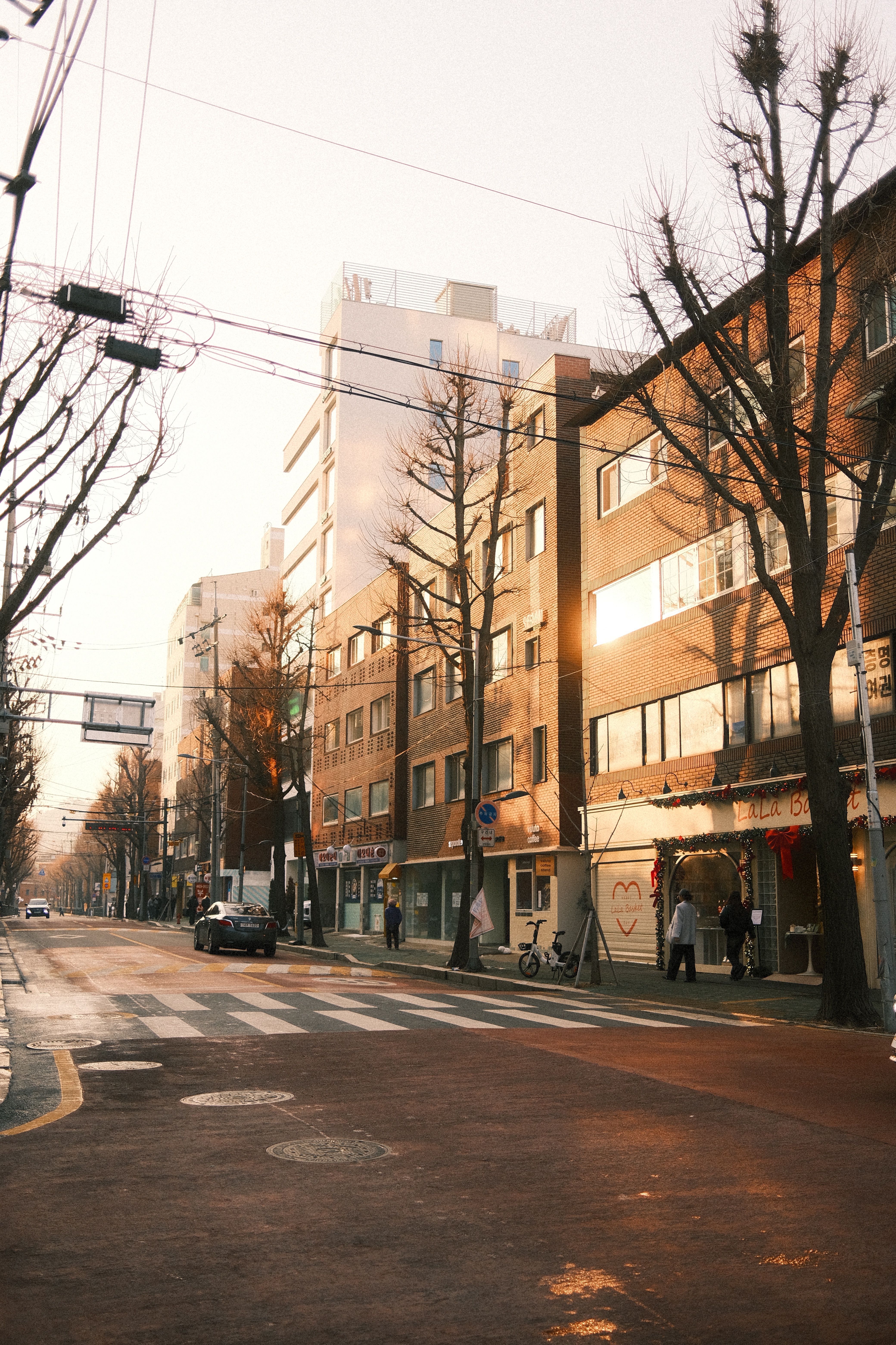 Early Morning Urban Street with Warm Sunlight · Free Stock Photo