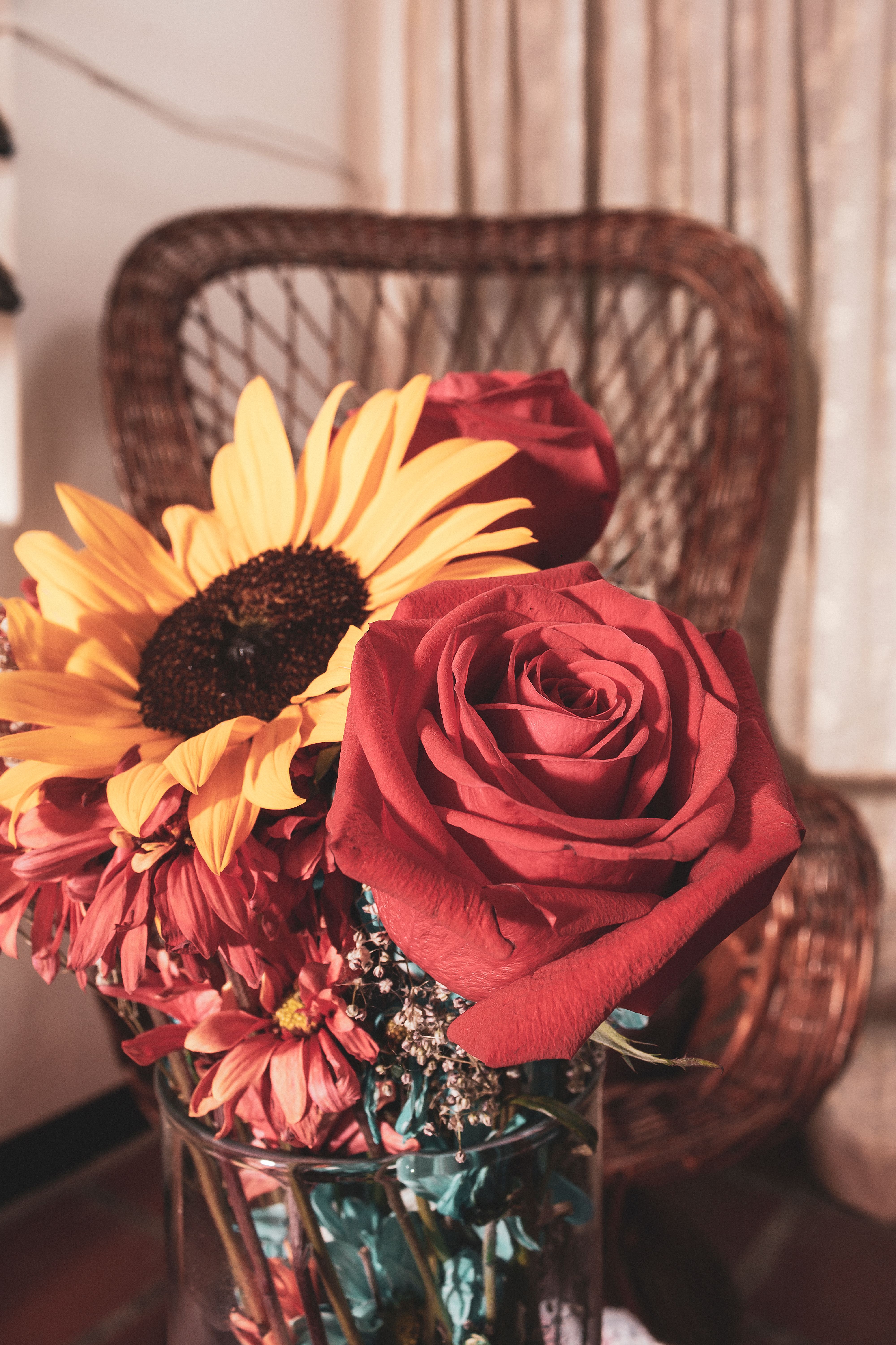 Vibrant Bouquet of Sunflowers and Roses in Mérida · Free Stock Photo