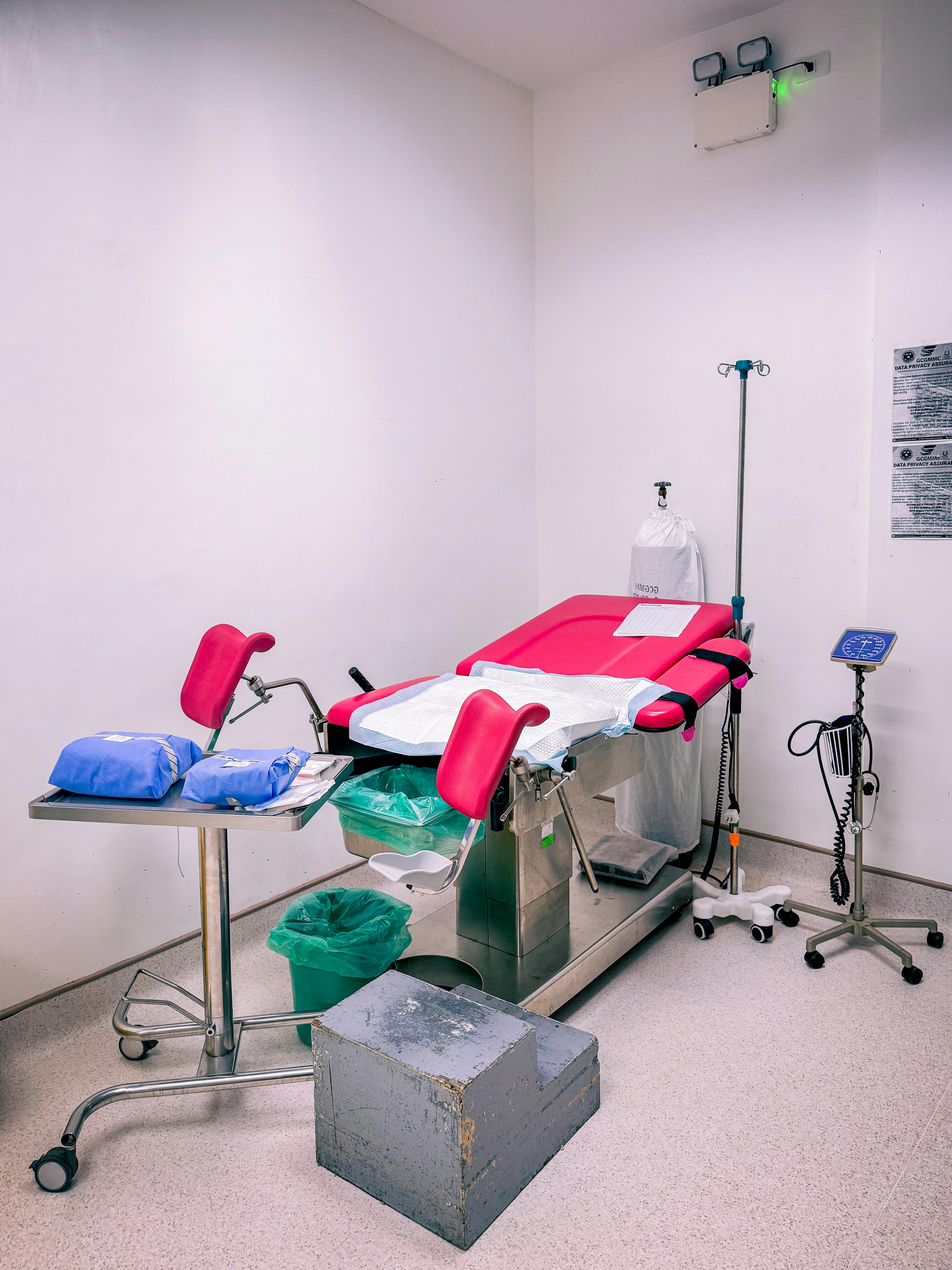 Modern delivery room setup with medical equipment · Free Stock Photo