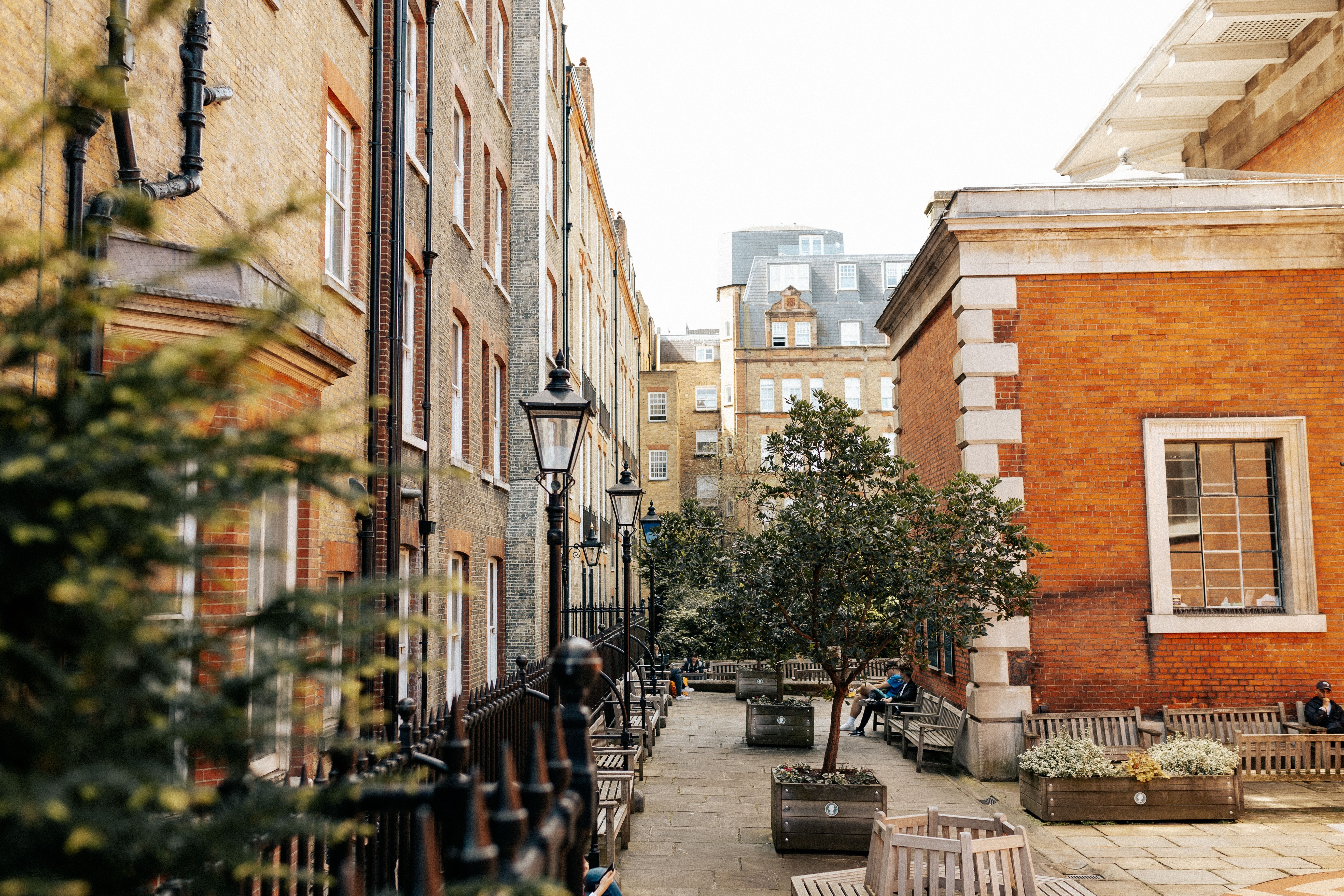 Charming Courtyard in London with Brick Architecture · Free Stock Photo