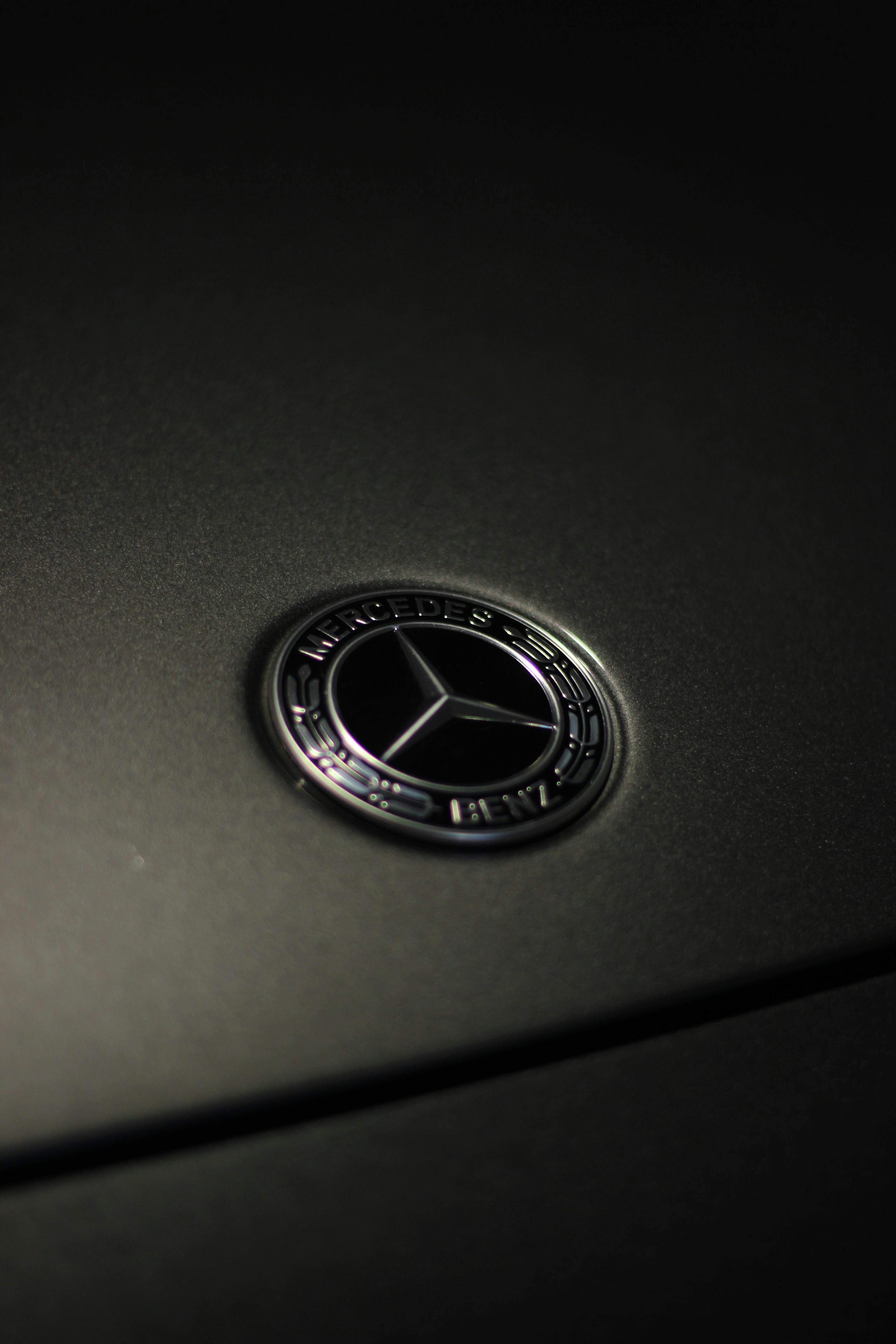 Close-Up of Mercedes-Benz Car Emblem at Night · Free Stock Photo