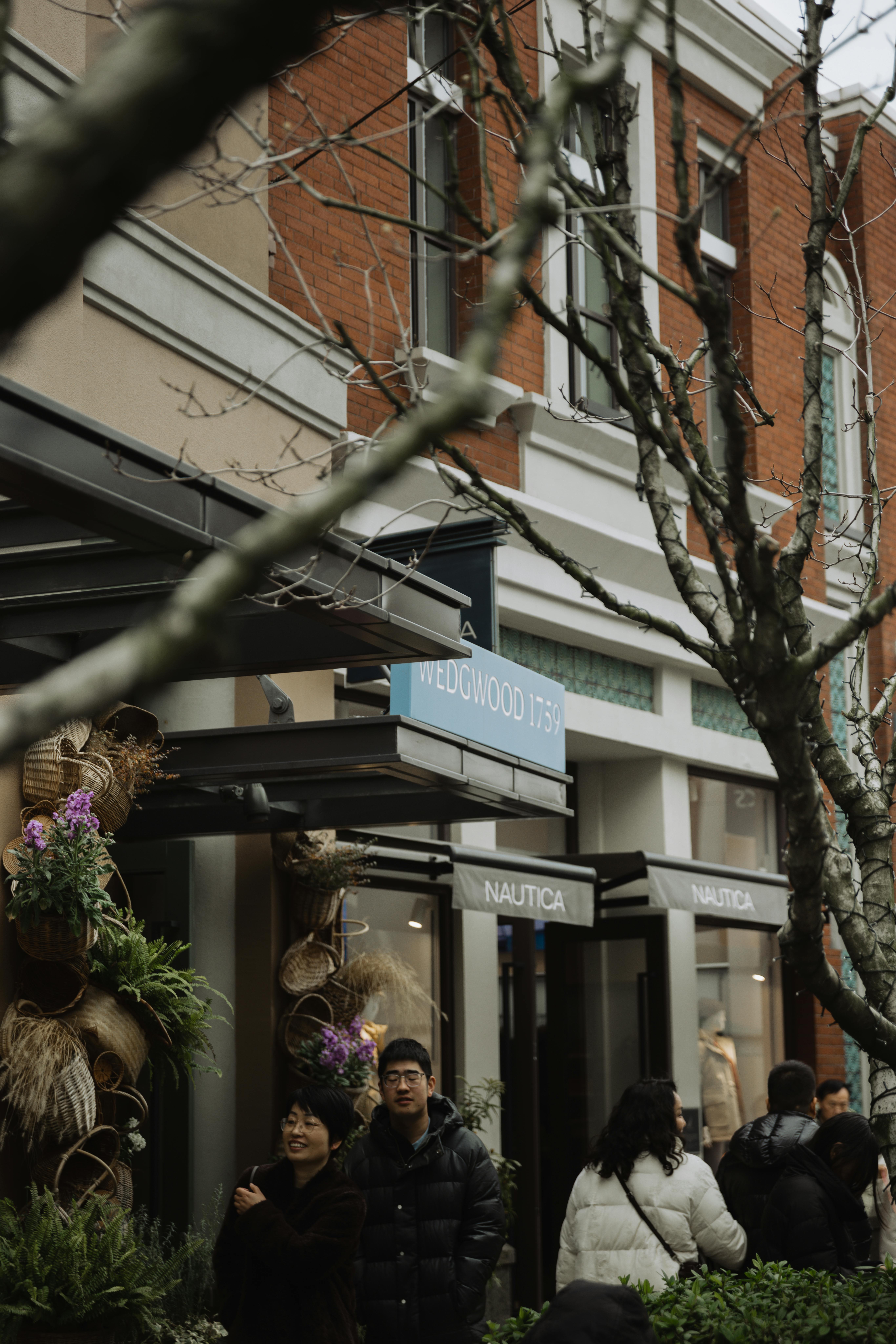 Stylish Street Scene with Shopfronts and Shoppers · Free Stock Photo