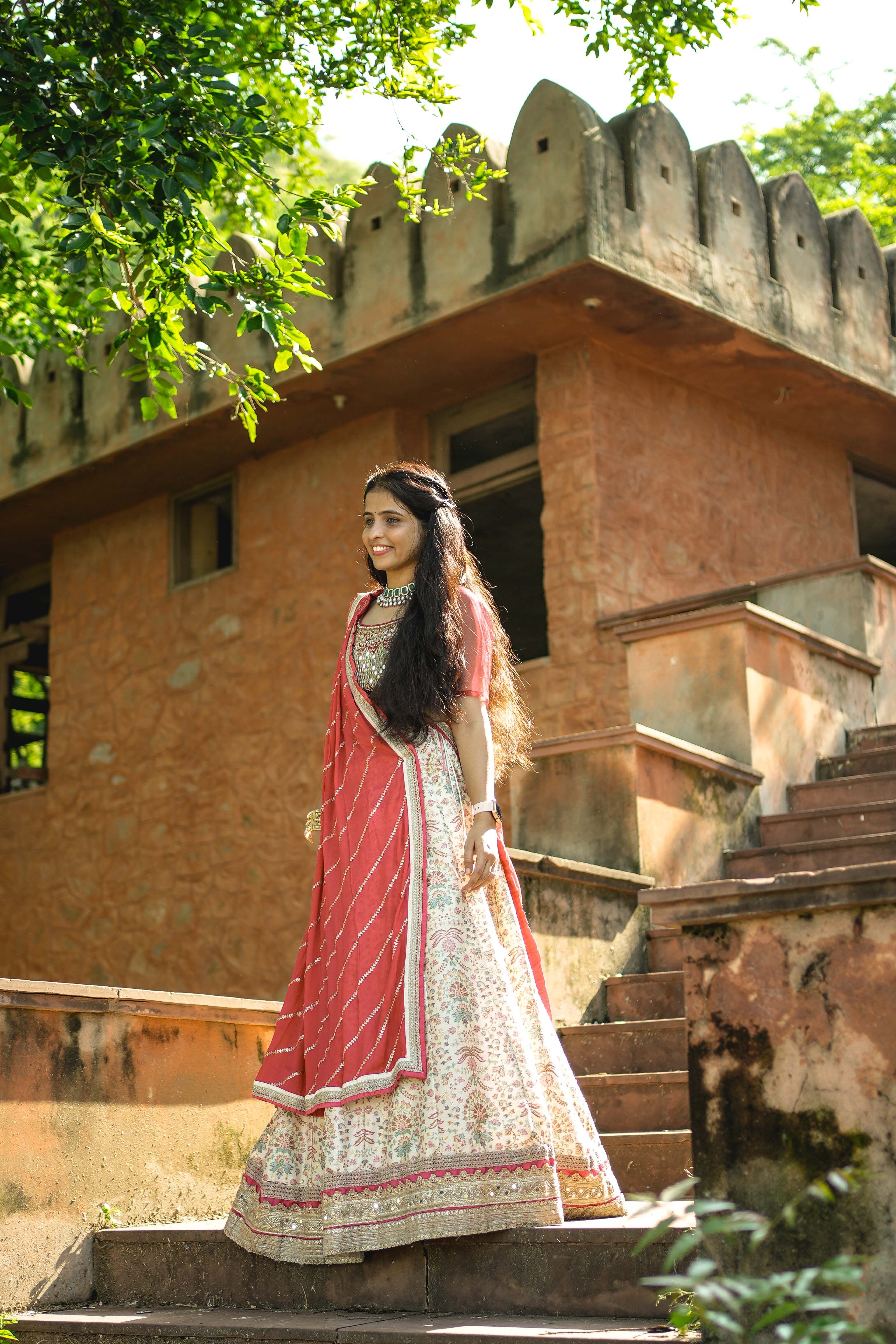 Mulher Elegante Em Traje Tradicional Indiano Ao Ar Livre · Foto ...