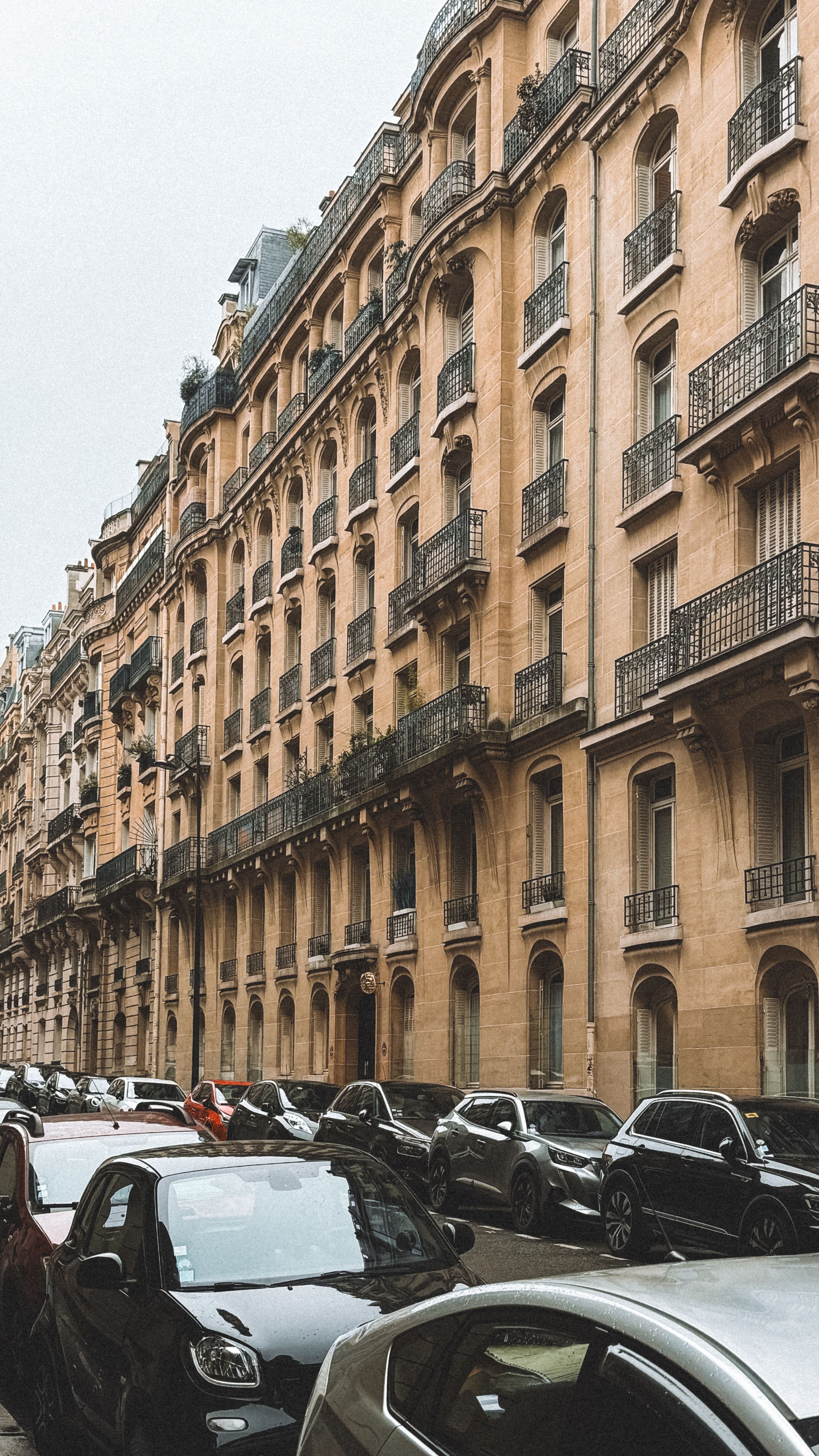 Elegant Parisian Street with Haussmann Architecture · Free Stock Photo