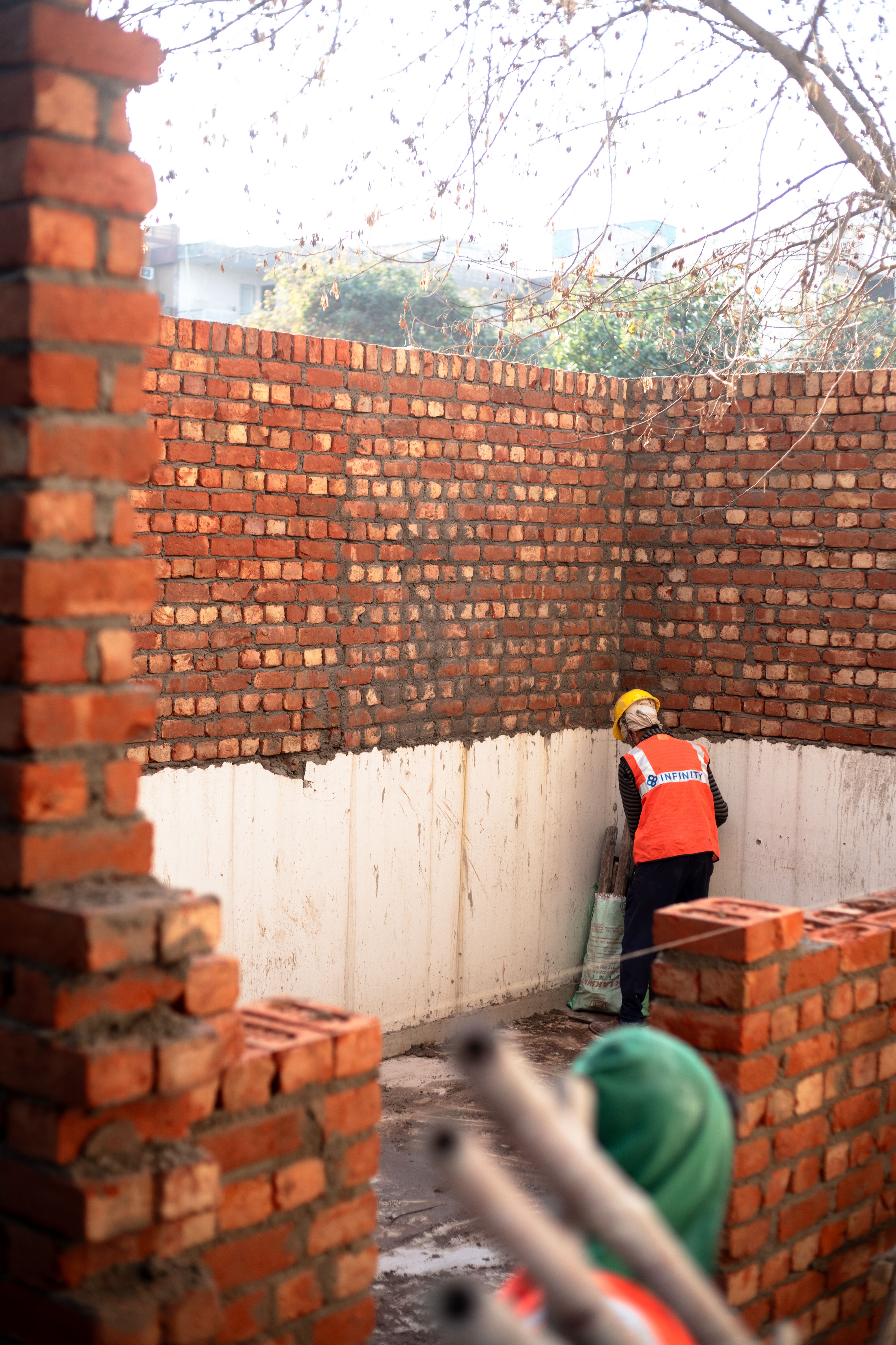 Trabajador De La Construcción Levantando Un Muro De Ladrillos En Delhi ...