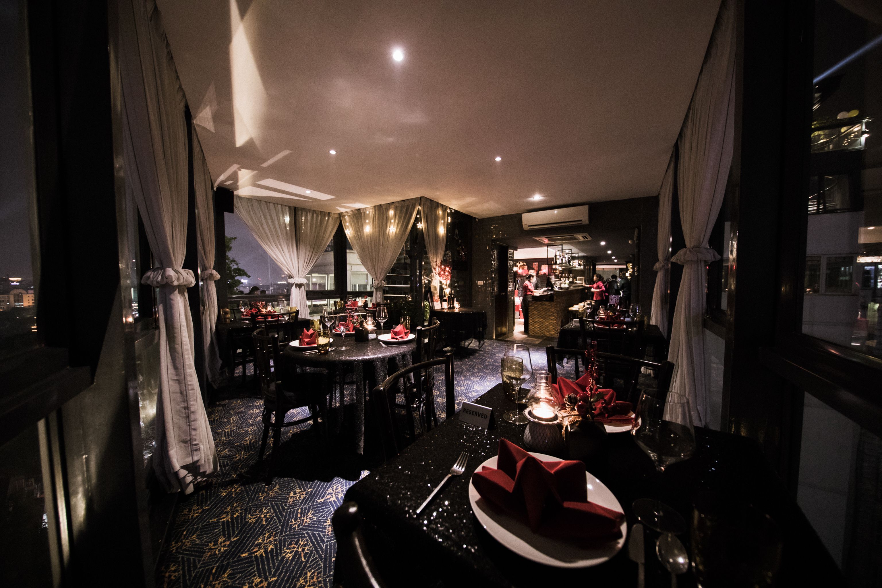 Elegant Dining Room with Cozy Atmosphere at Night · Free Stock Photo