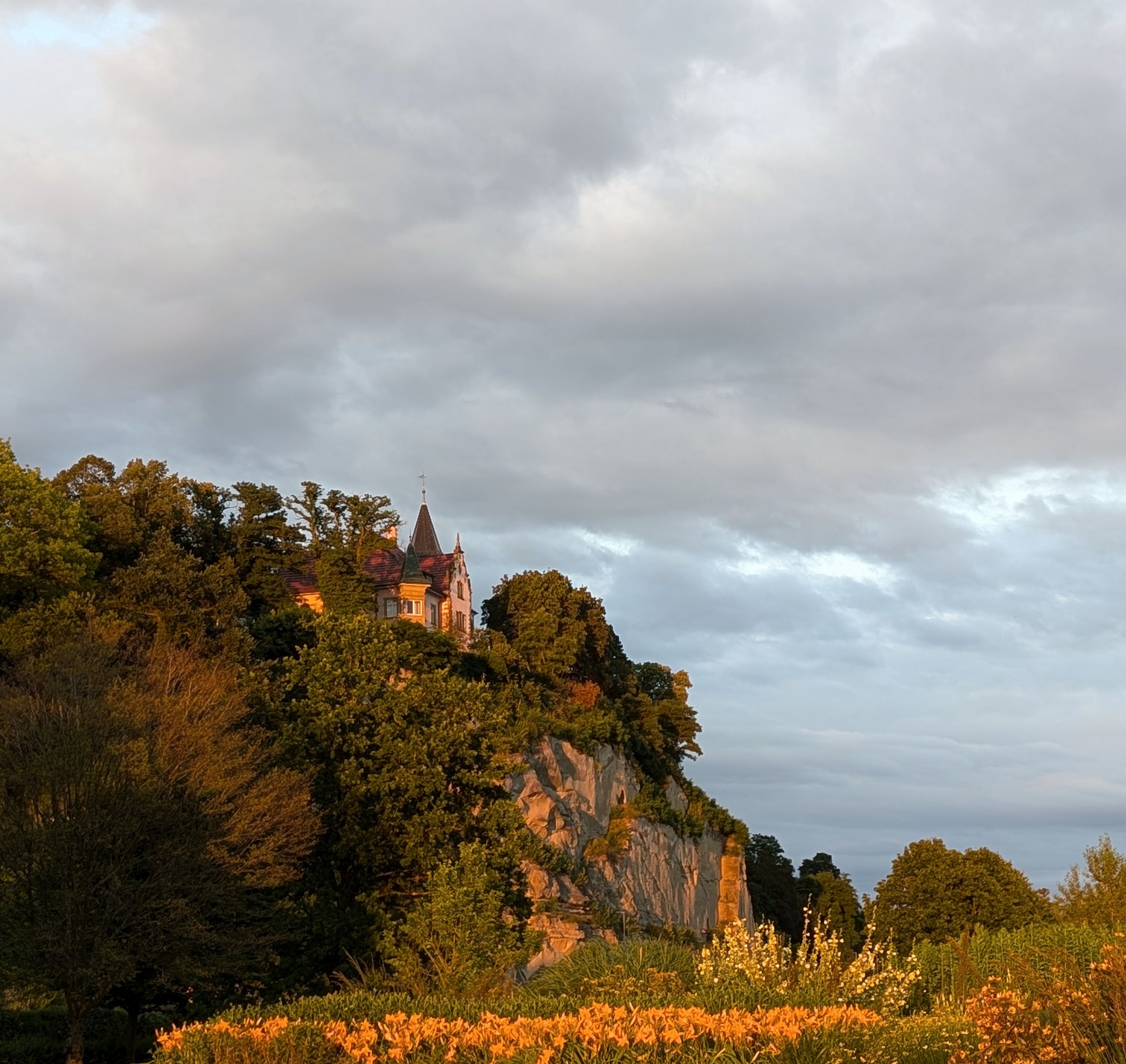 Charming Countryside Manor on Clifftop · Free Stock Photo