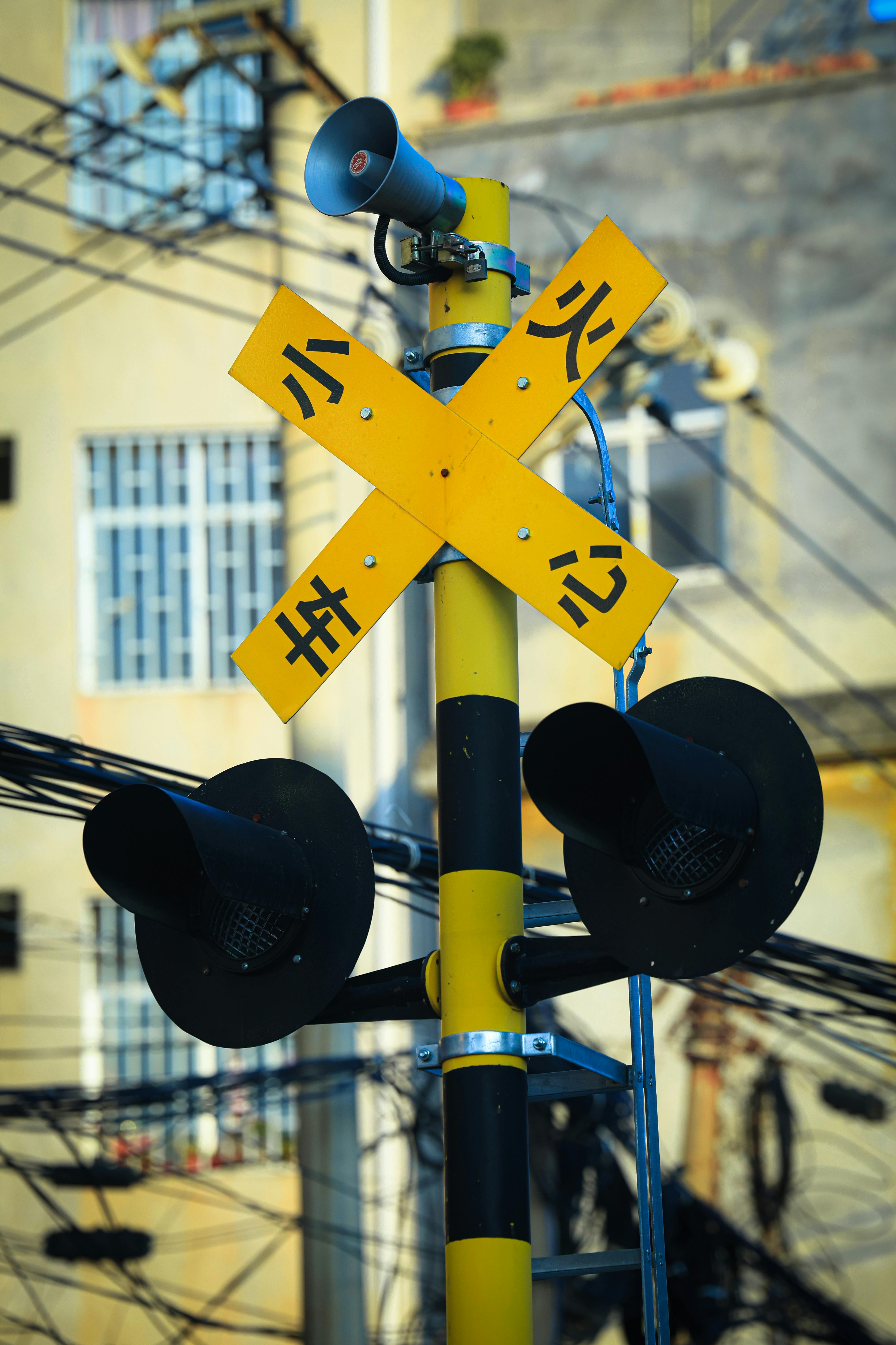 Tanda Perlintasan Kereta API Jepang Dengan Speaker · Foto Stok Gratis