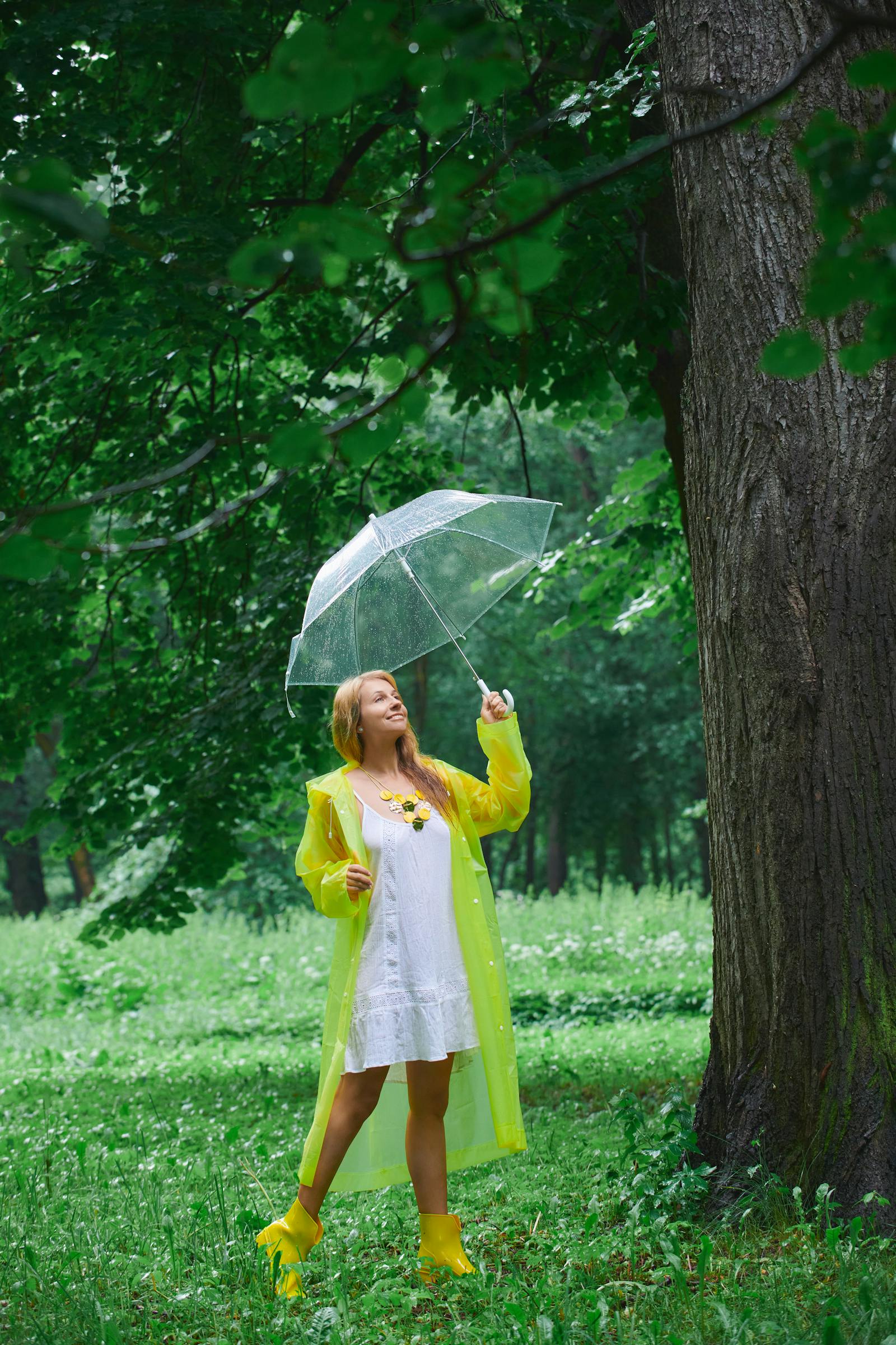 Girl In Rain Photos, Download The BEST Free Girl In Rain Stock Photos ...
