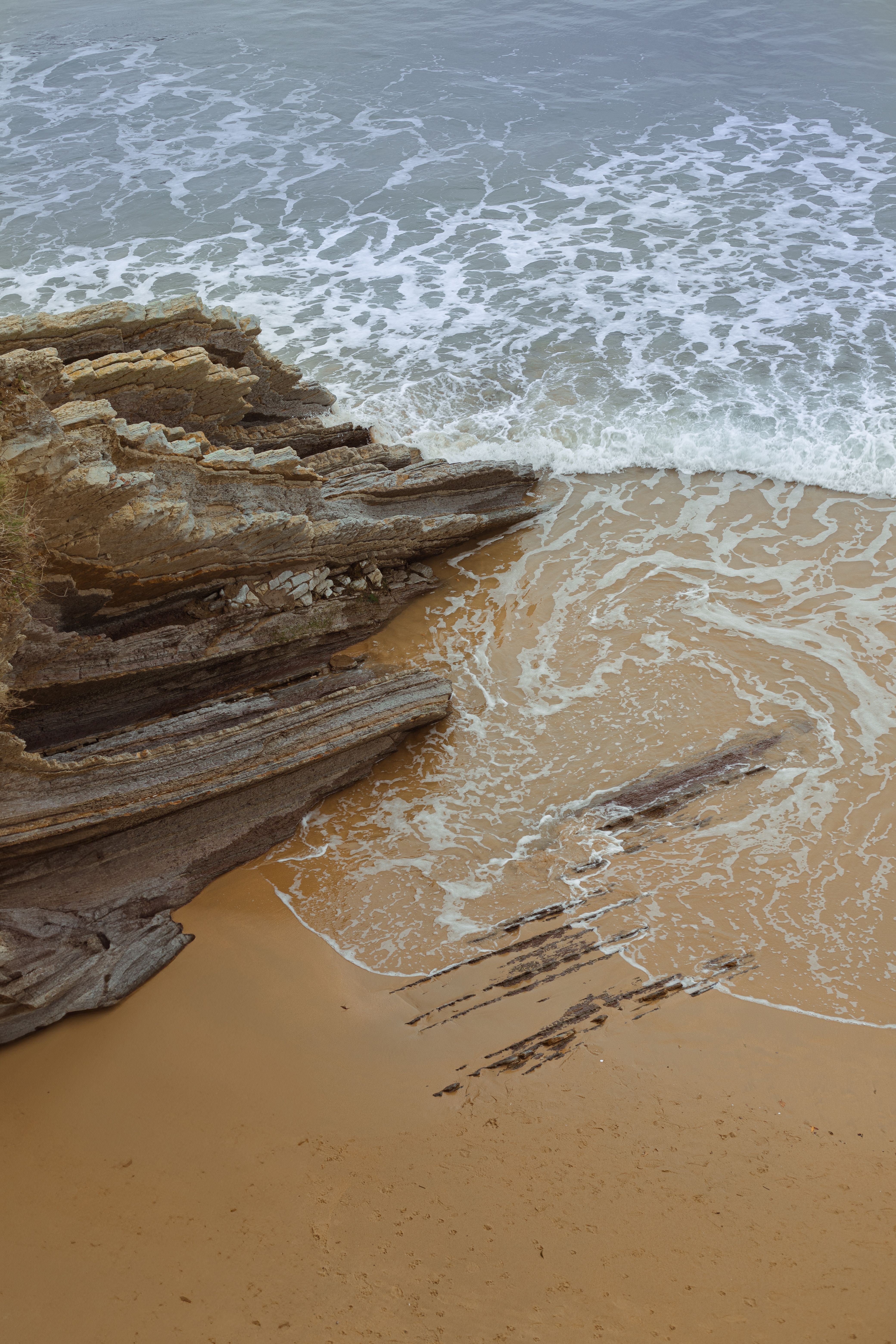 Serene Coastal Waves and Rocky Shoreline Scene · Free Stock Photo