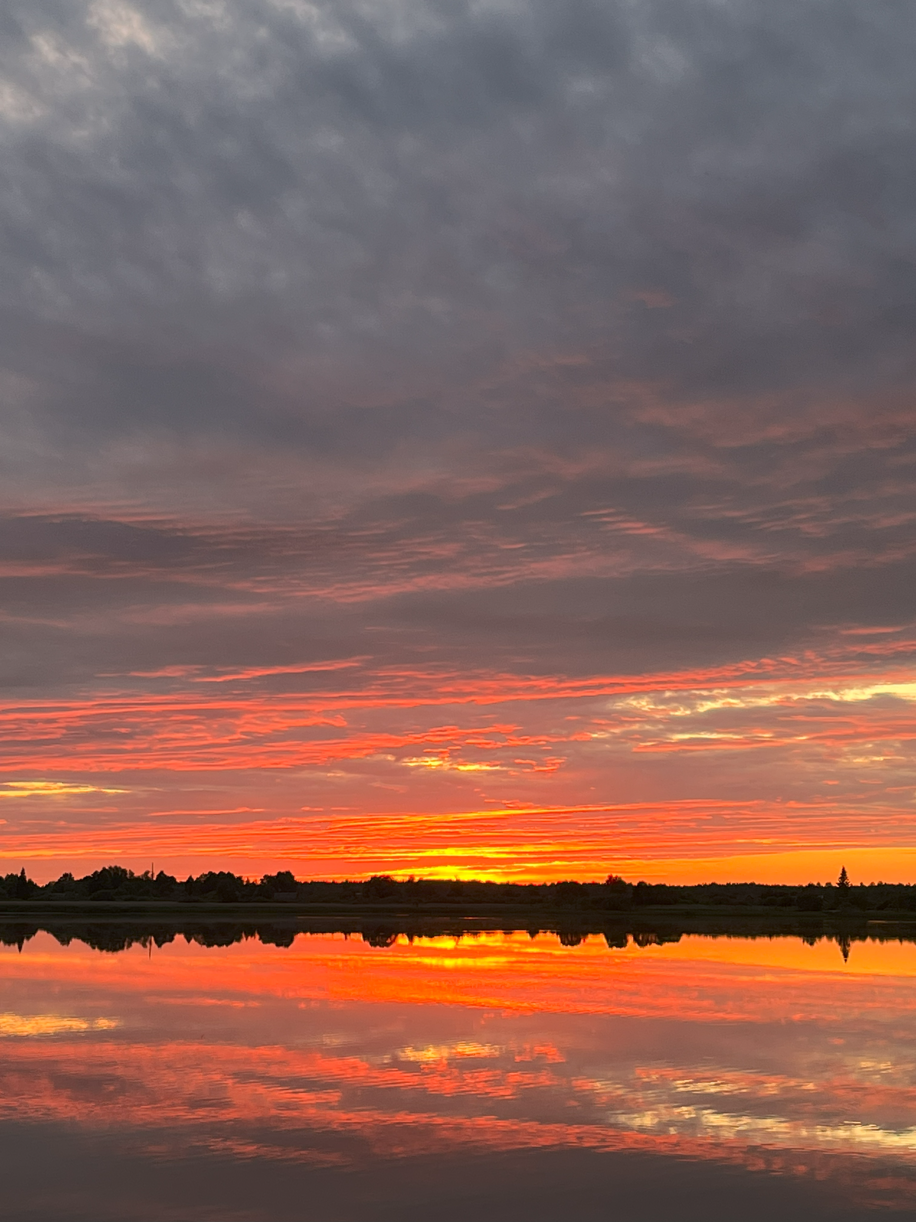 Vibrant Sunset Over Calm Reflective Lake · Free Stock Photo