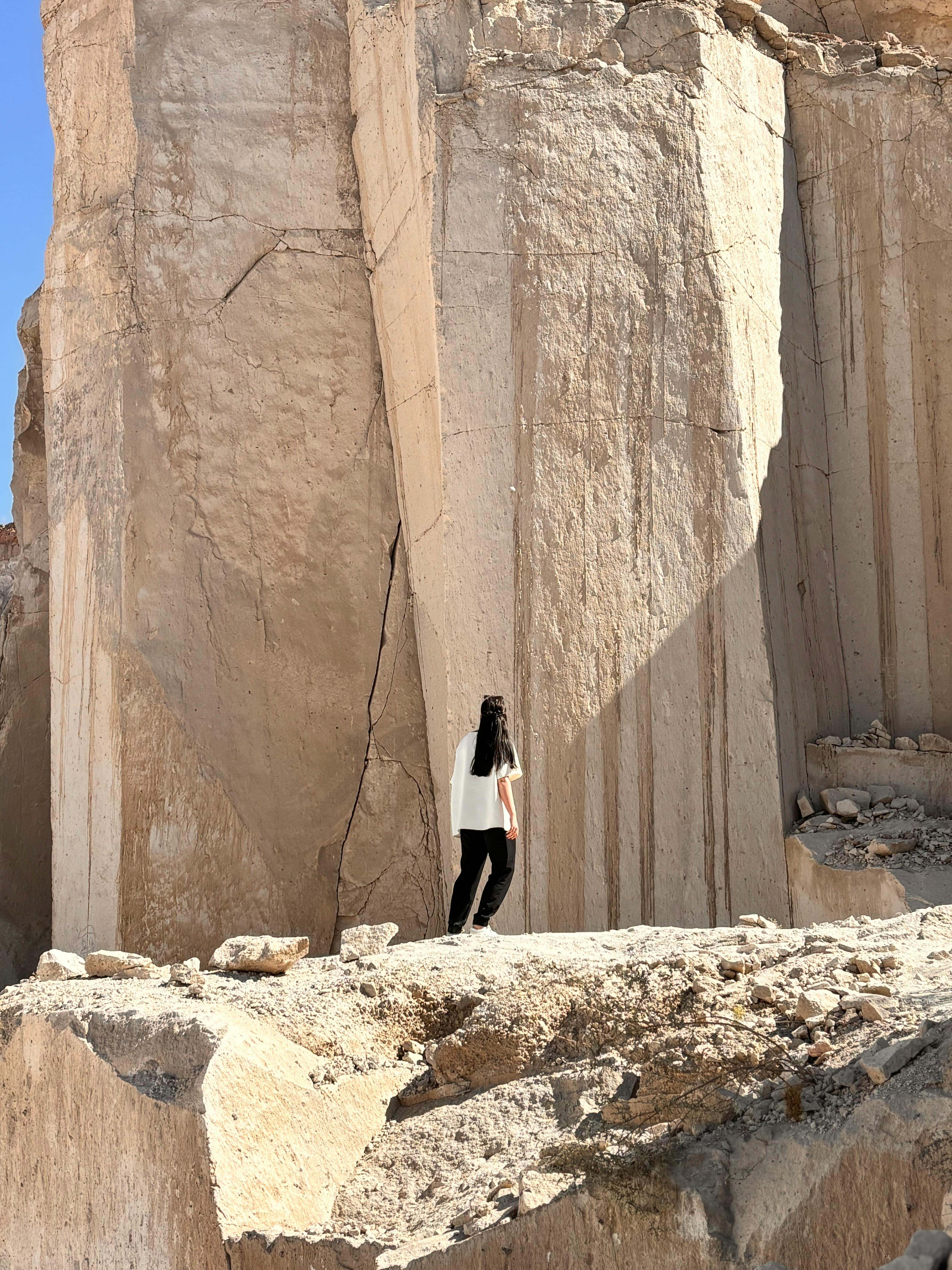 Persona Explorando Majestuosas Formaciones Rocosas A La Luz Del Sol ...