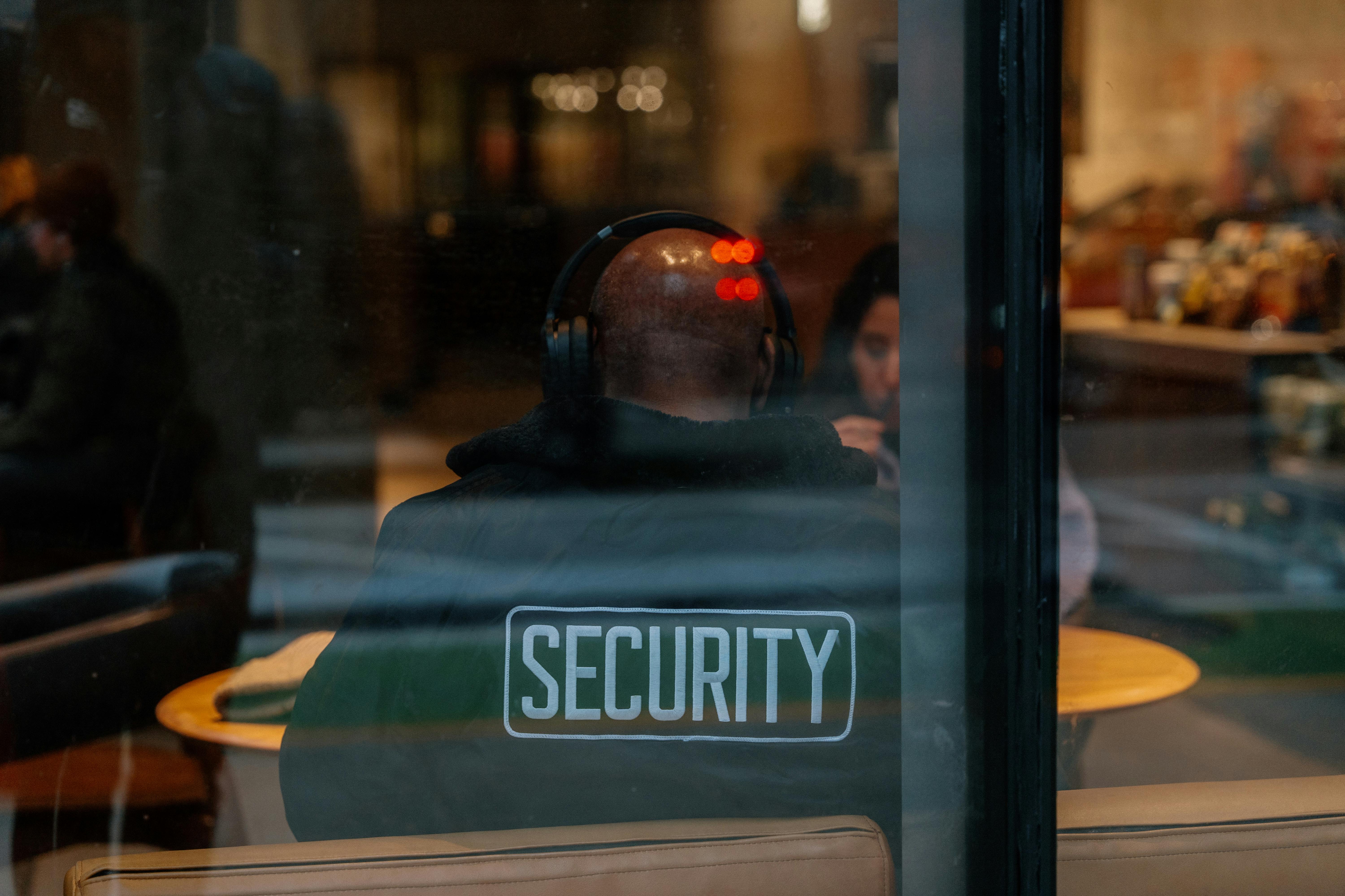 Guardia De Seguridad Vigilando El Interior De Una Cafetería · Foto de ...