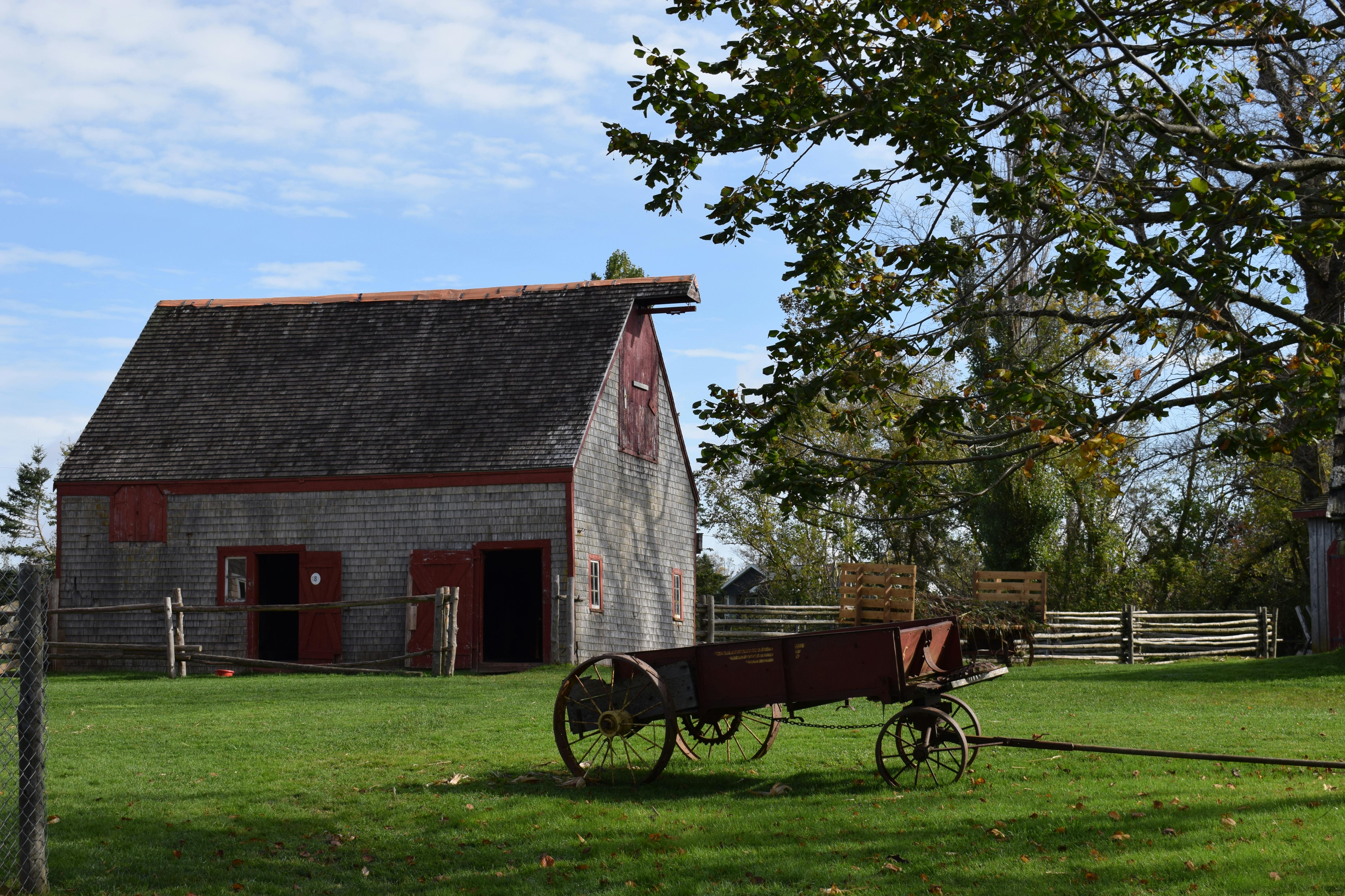 Rustic Farm Scene with Vintage Wooden Barn · Free Stock Photo