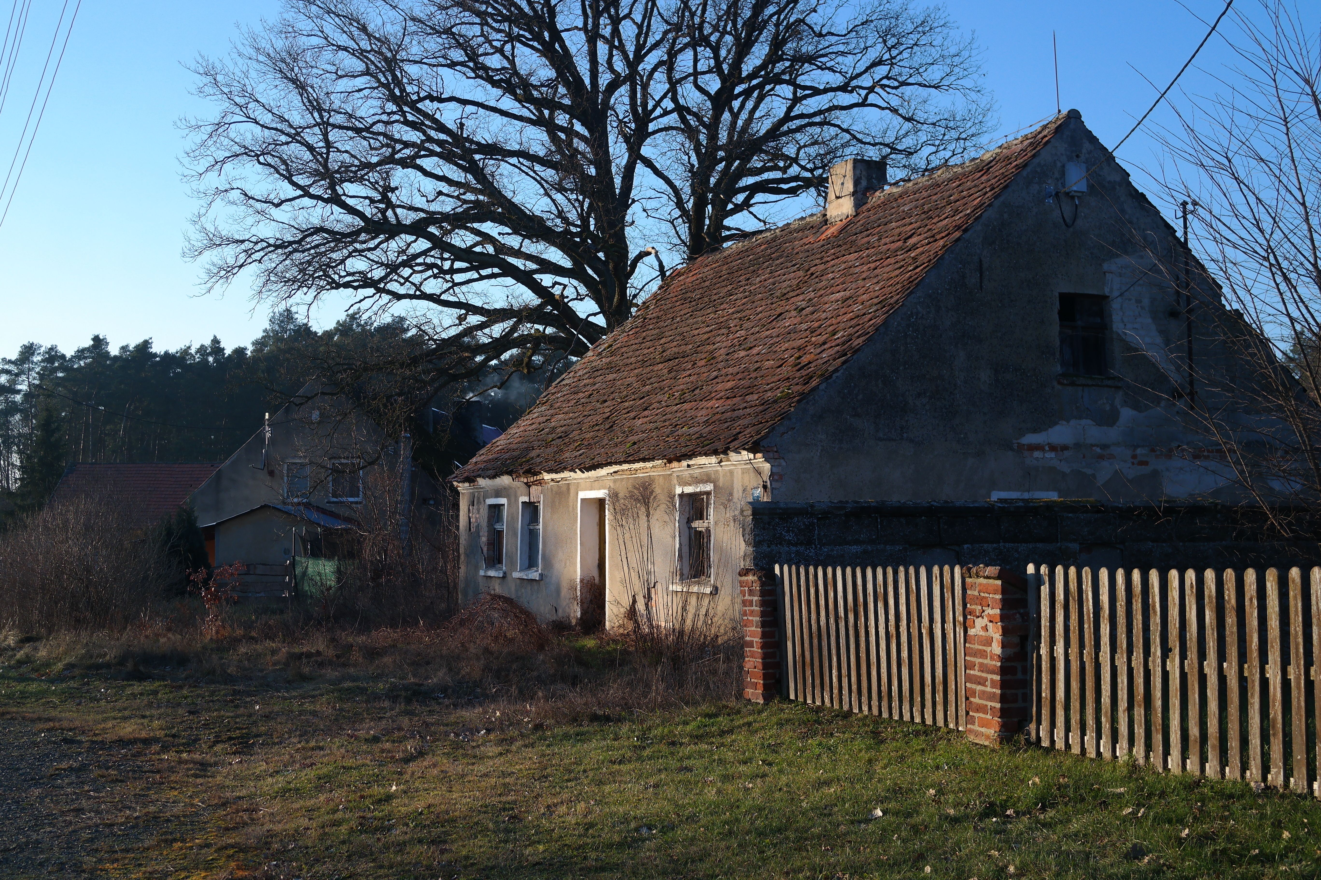 Historic Rustic House in Countryside Setting · Free Stock Photo