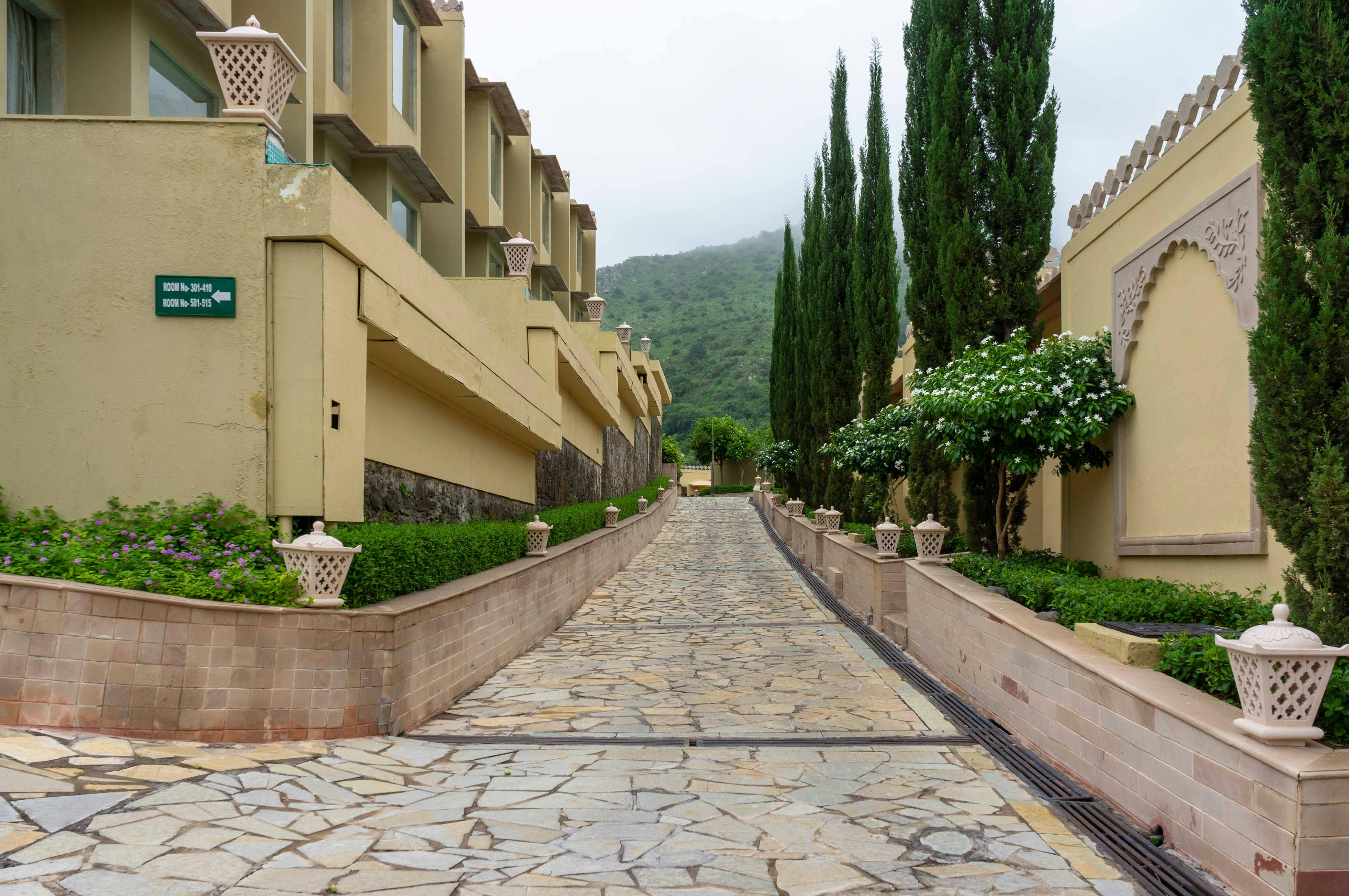 Beautiful Resort Pathway in Kumbhalgarh, India · Free Stock Photo
