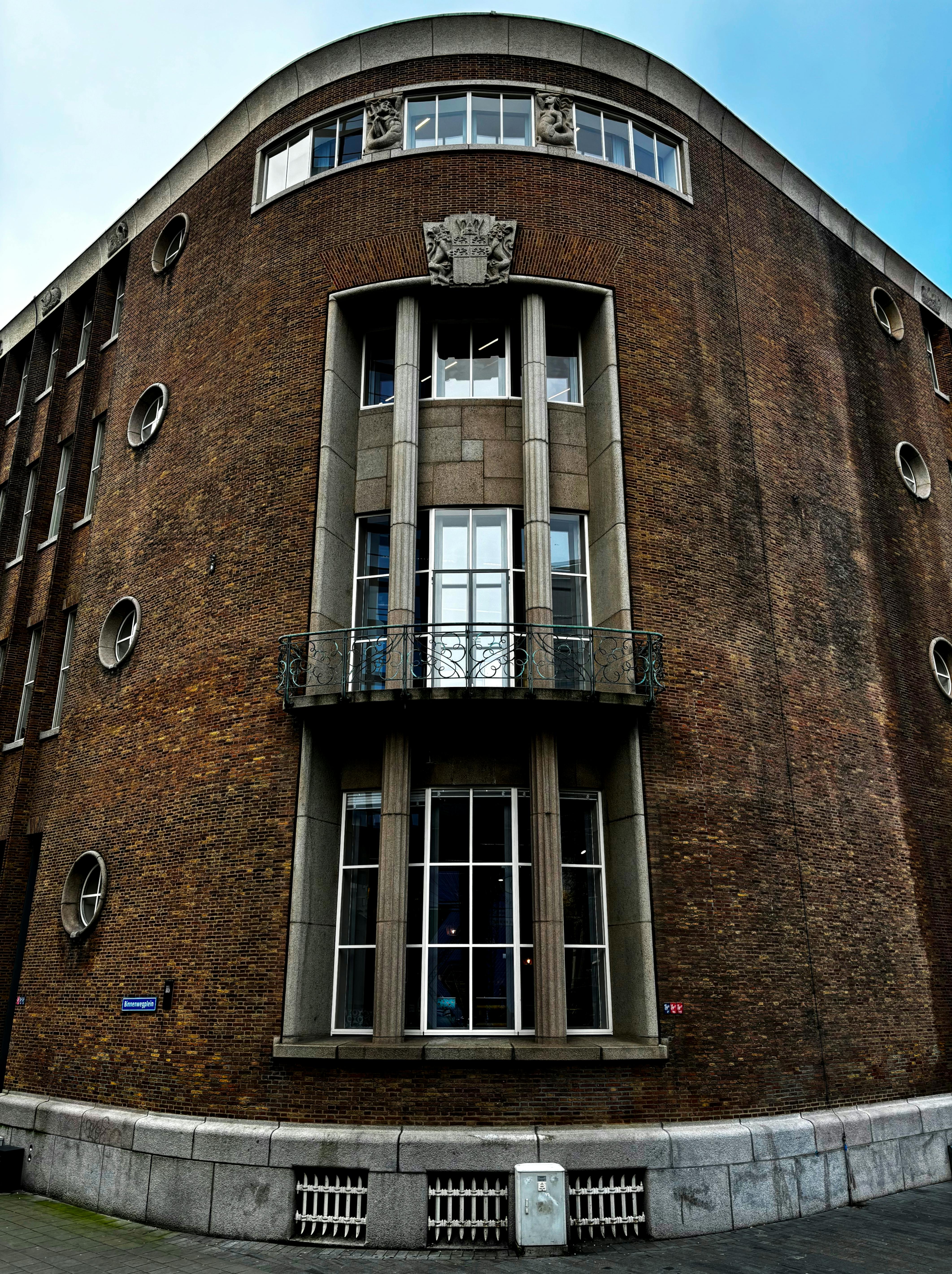 Edificio Histórico De Ladrillos En La Esquina De Rotterdam · Foto de stock gratuita