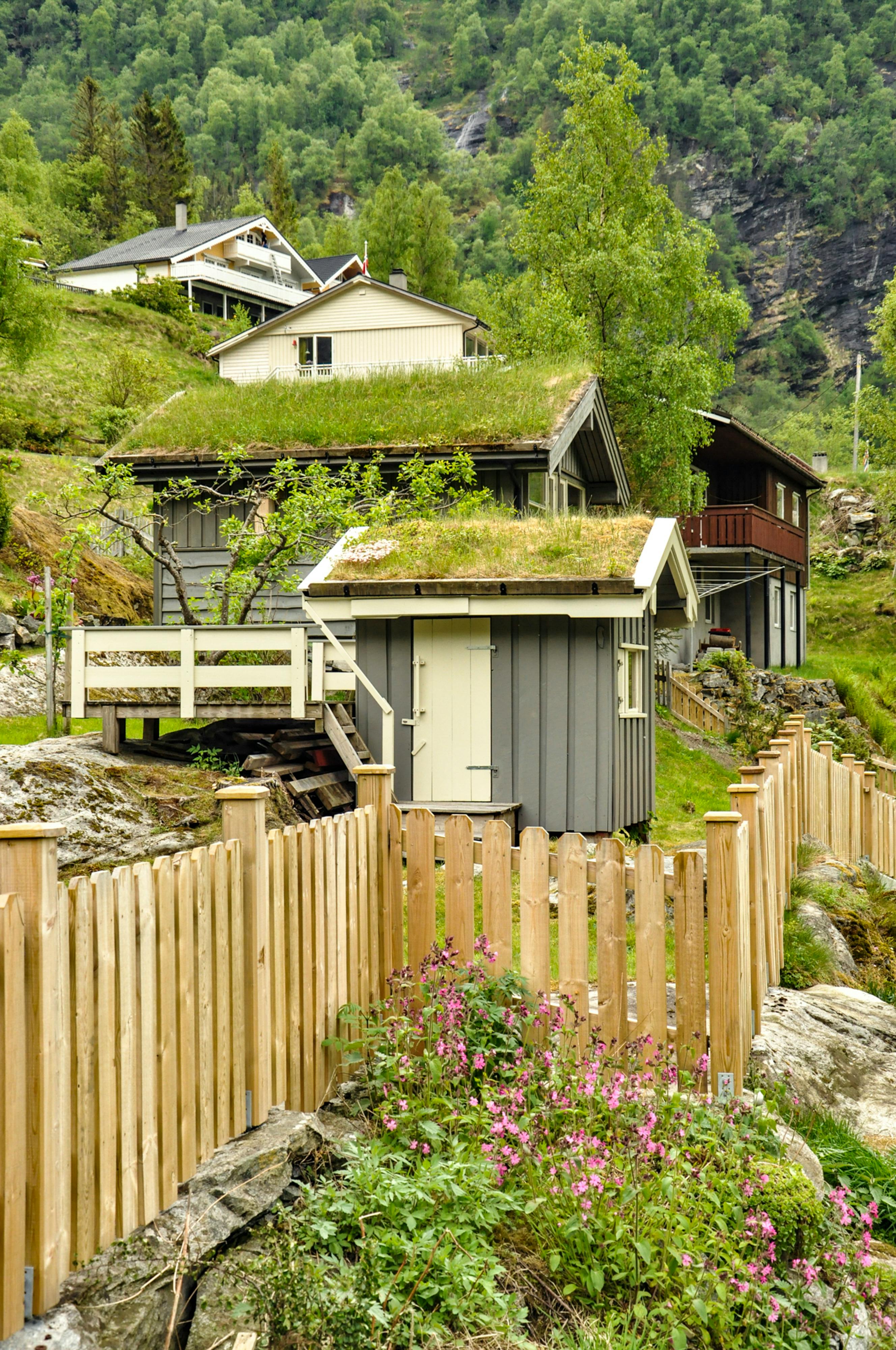 Charmantes Maisons Aux Toits Verts Dans Une Campagne Pittoresque · Free ...