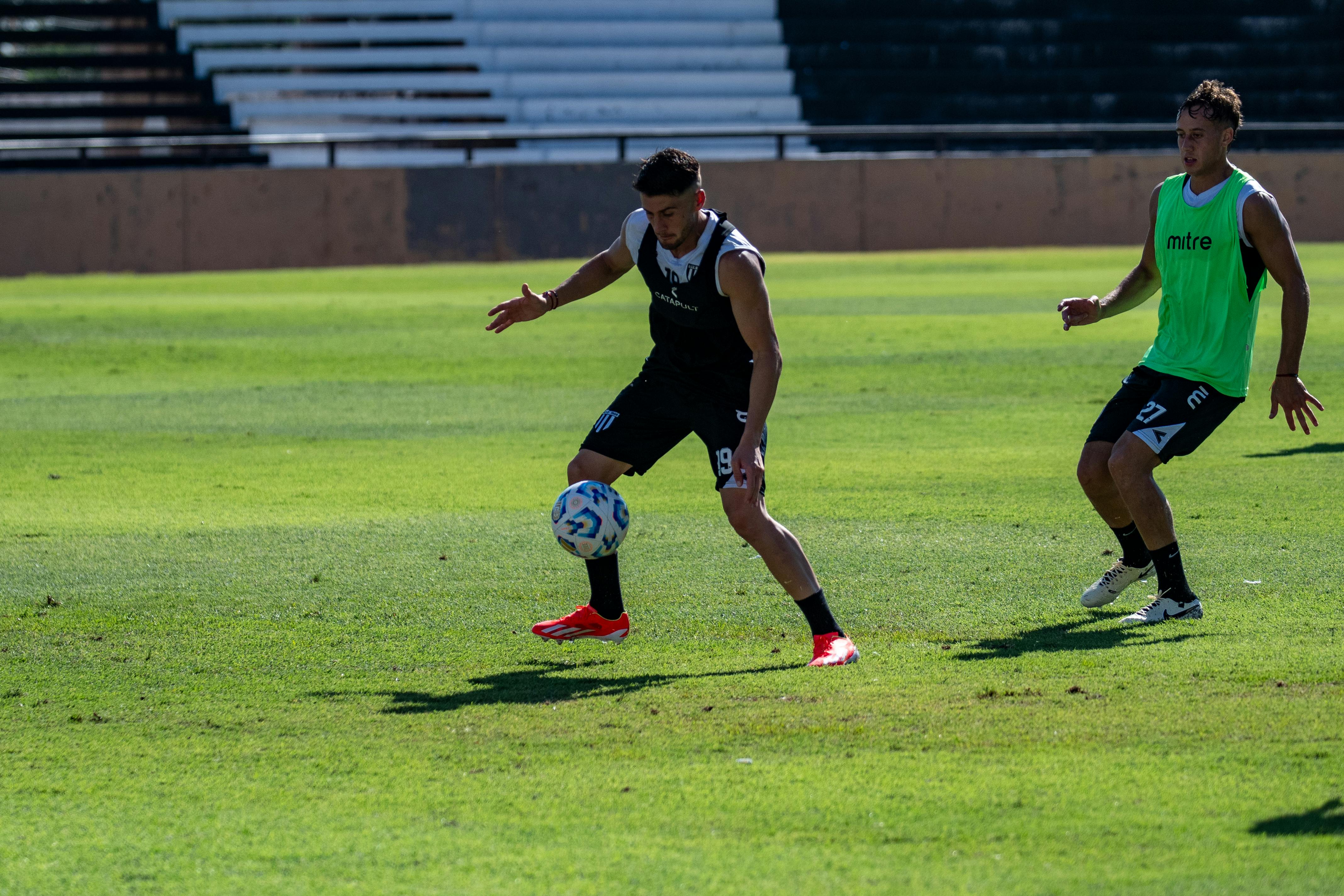 Soccer Players Training on Green Field Outdoors · Free Stock Photo