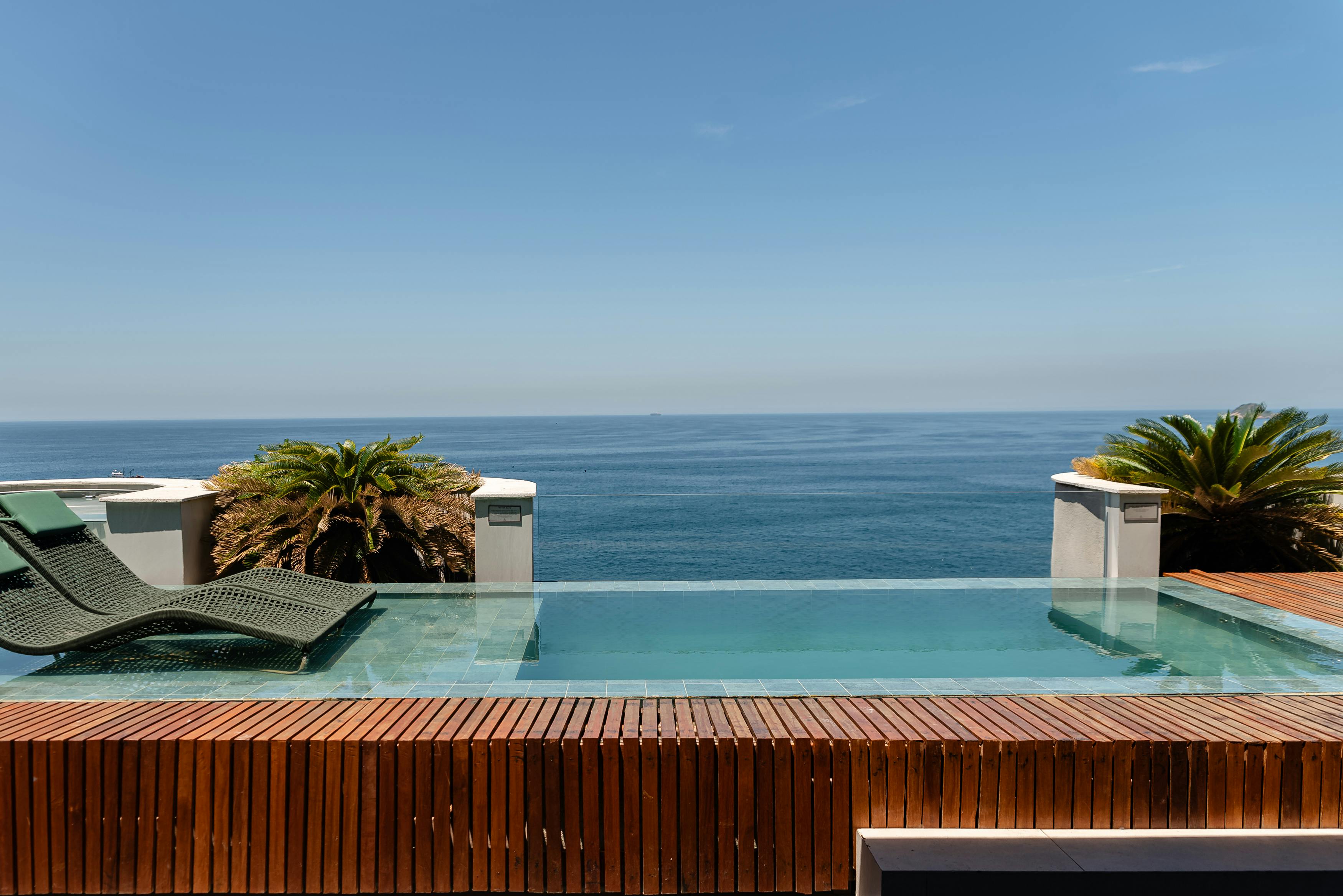 Luxurious Infinity Pool Overlooking the Ocean · Free Stock Photo