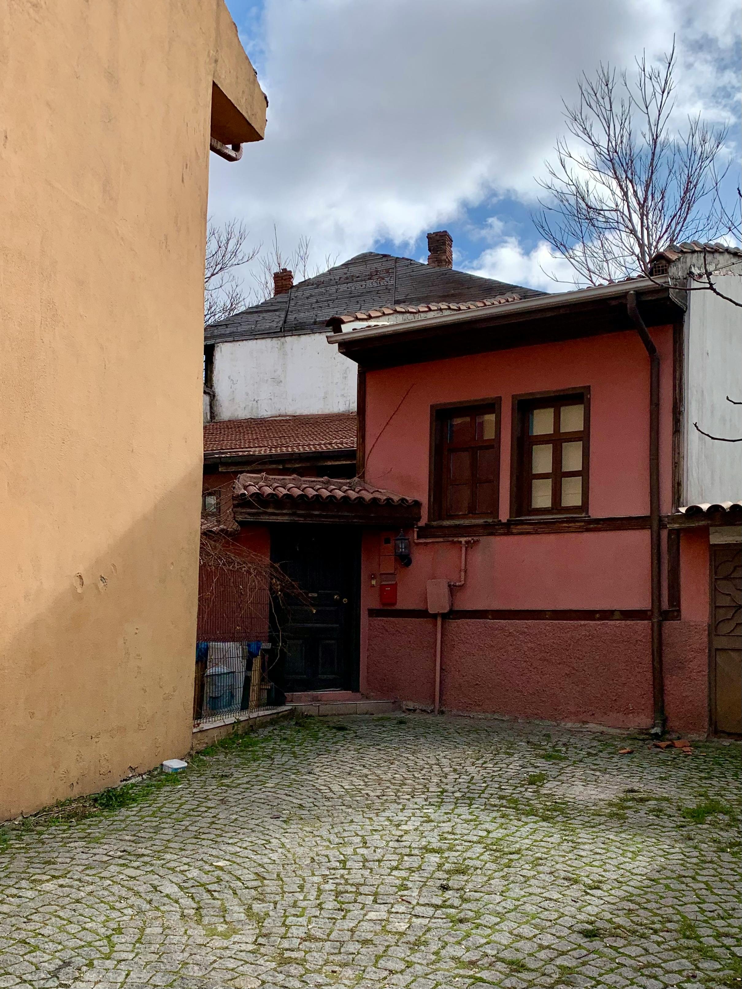 Charming Old House with Cobbled Courtyard · Free Stock Photo