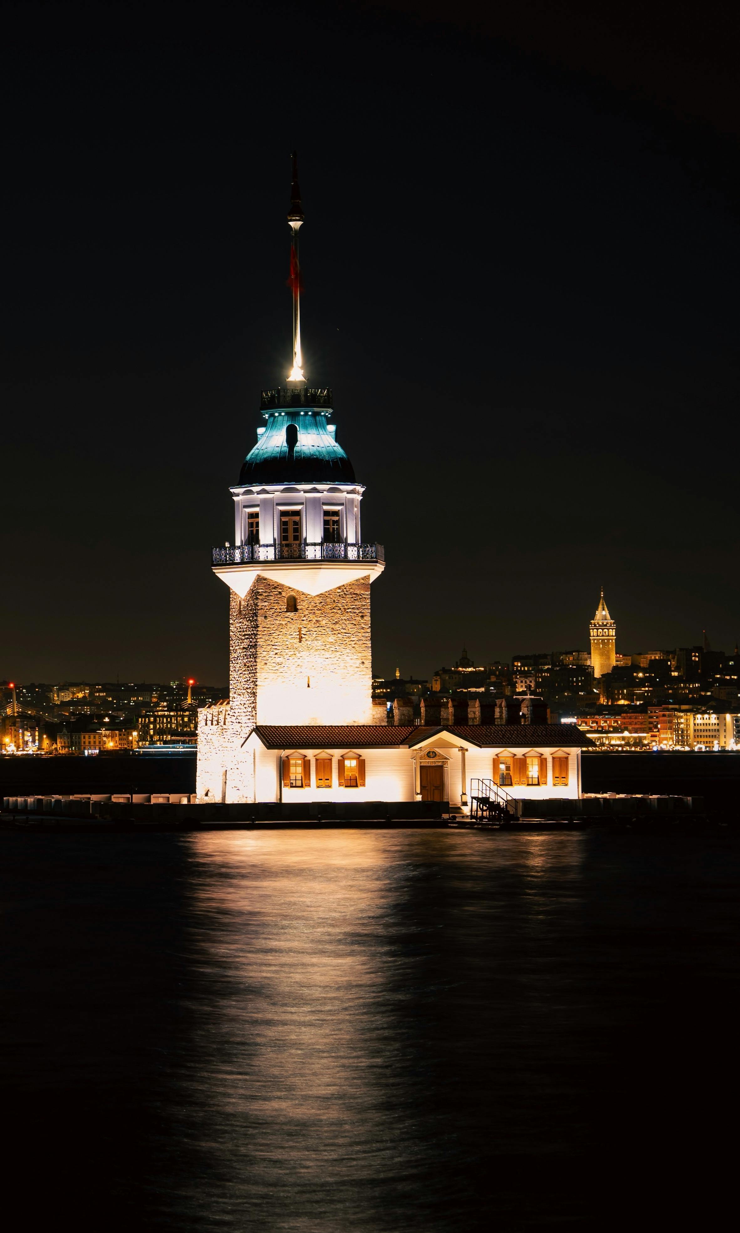 Vue Nocturne Pittoresque De La Tour De Léandre à Istanbul · Photo gratuite