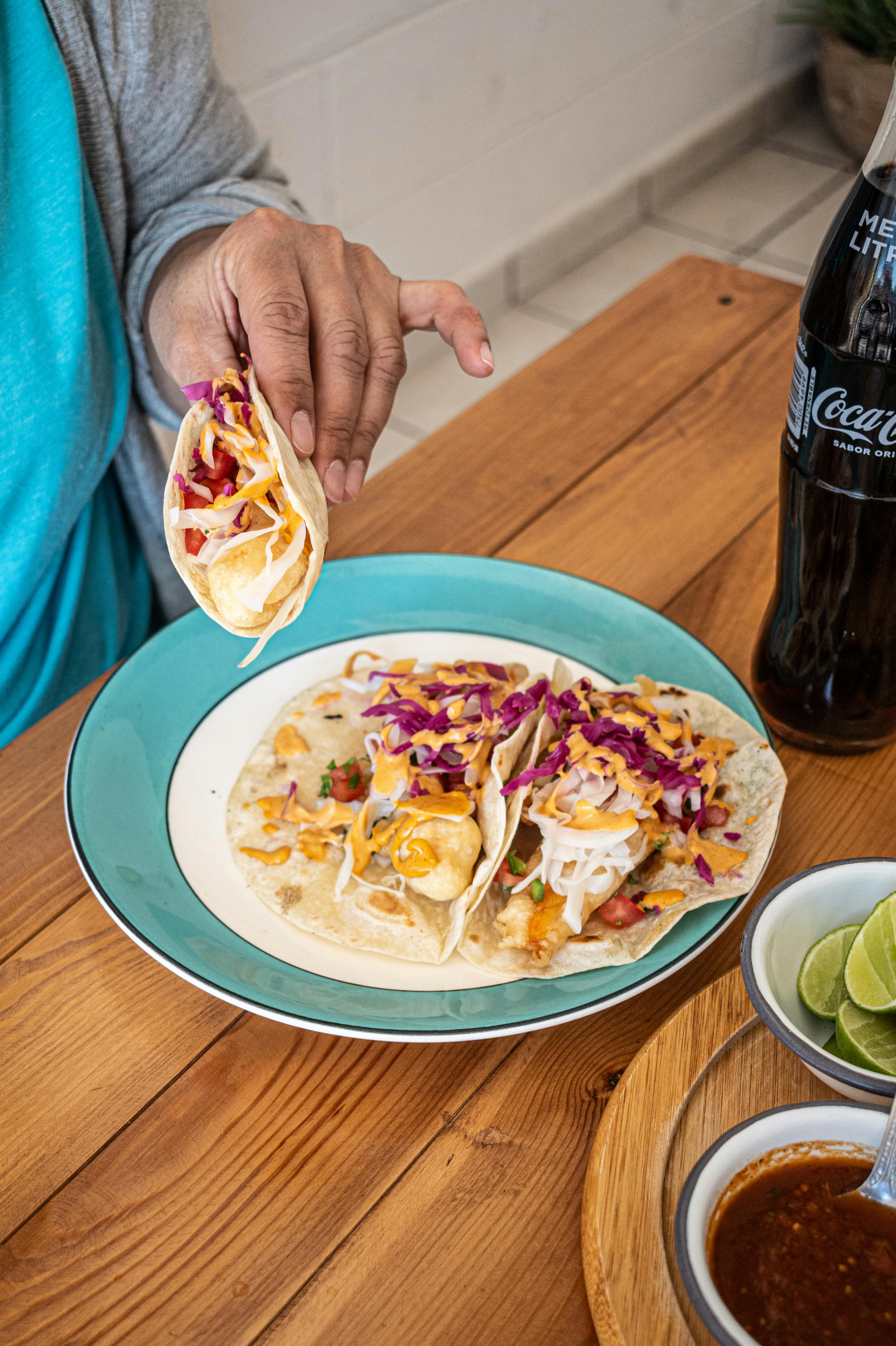 Deliciosos Tacos De Camarones Con Repollo Morado · Foto de stock gratuita