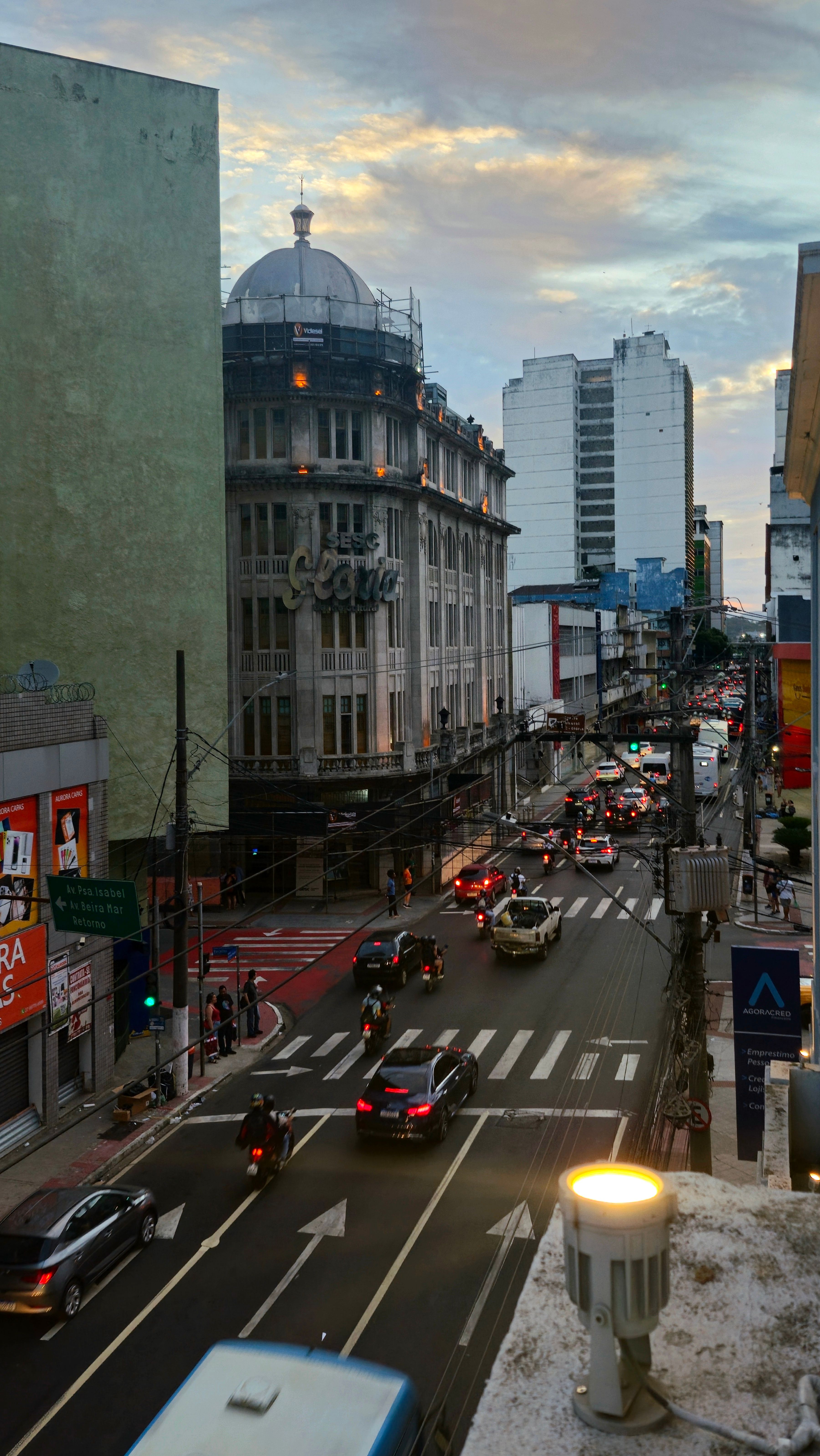 Evening Urban Street View with Classic Architecture · Free Stock Photo