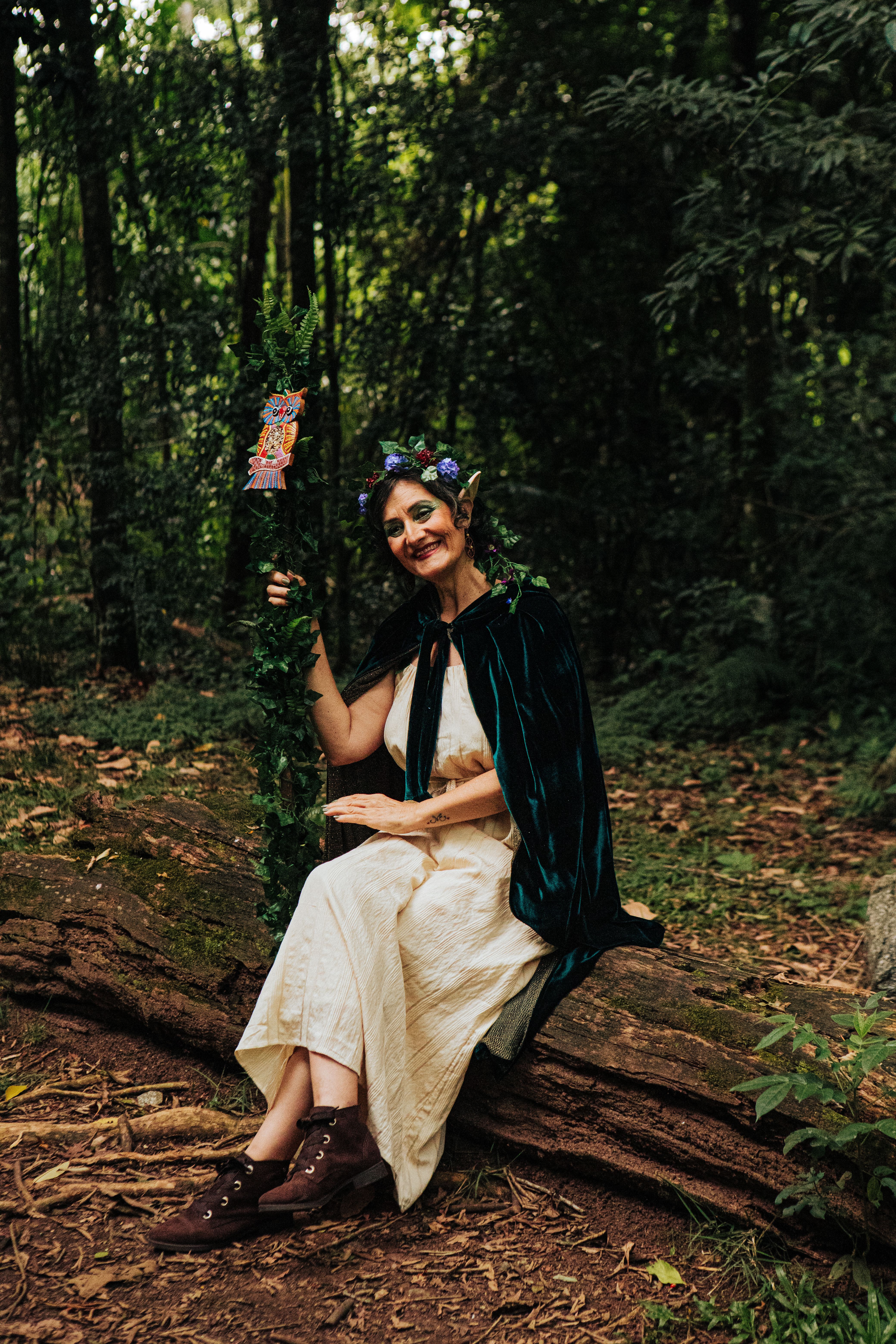 Mujer Elfa En Un Entorno De Bosque Encantado · Foto de stock gratuita